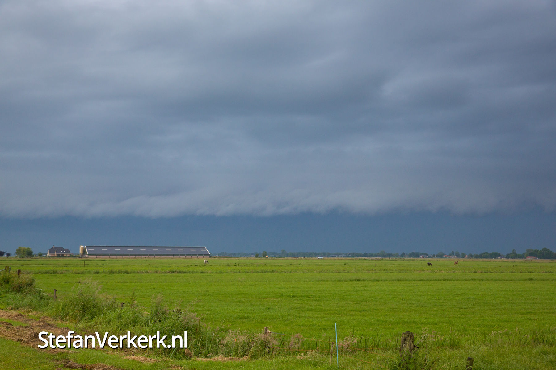 Shelfcloud / arcus wolk als begrenzing buienlijn - Foto's - Stefan ...