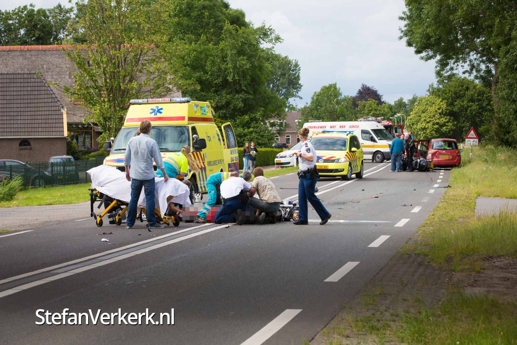 Zwaargewonde en gewonde bij ernstig ongeval met motoren op de Kamperstraatweg Kamperveen ...