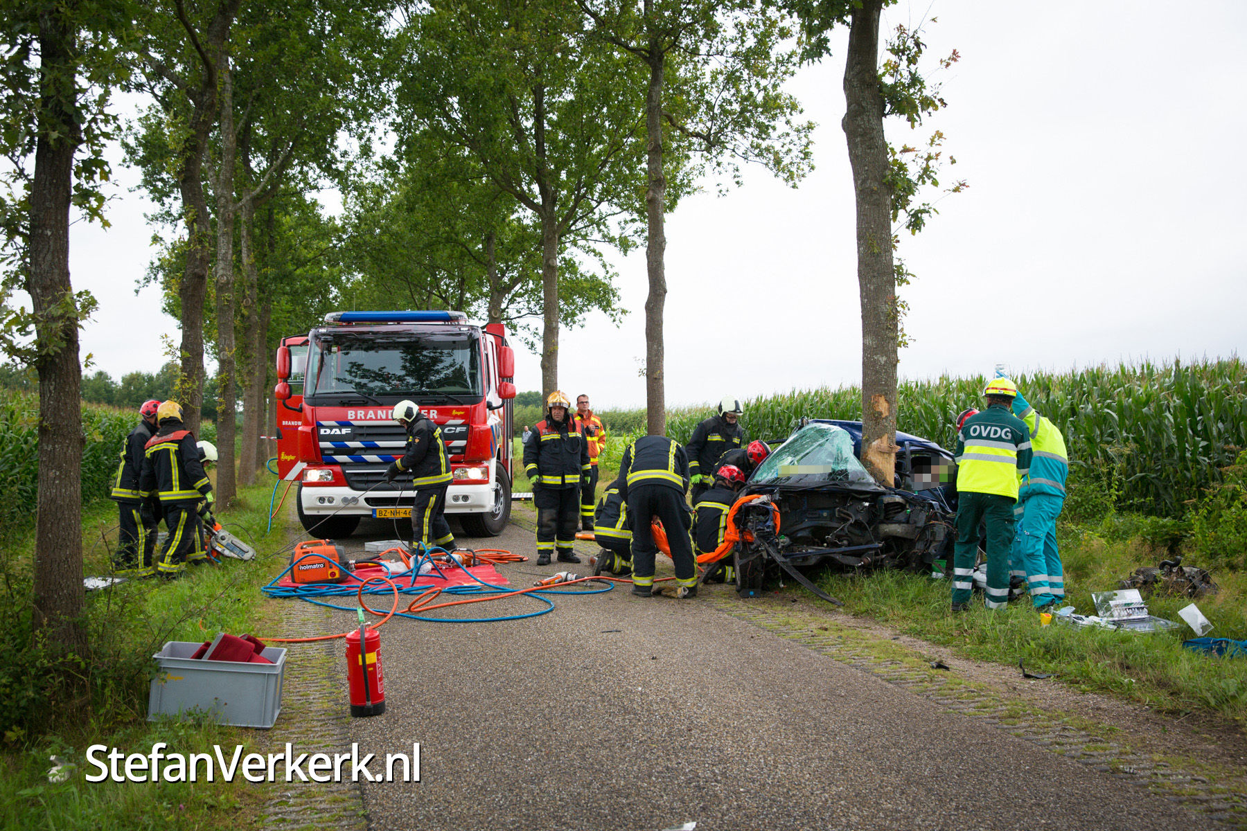 Ernstig ongeval auto tegen boom Haerderweg Doornspijk - Foto's - Stefan Verkerk Fotografie ...