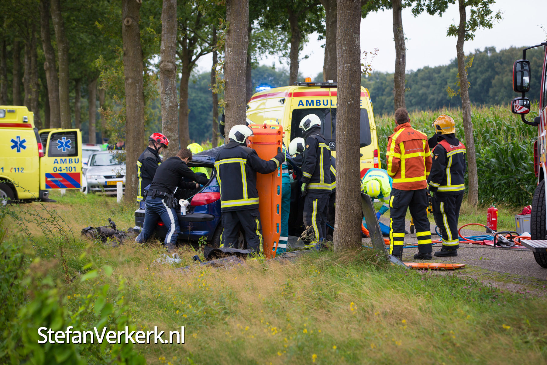 Ernstig ongeval auto tegen boom Haerderweg Doornspijk - Foto's - Stefan Verkerk Fotografie ...