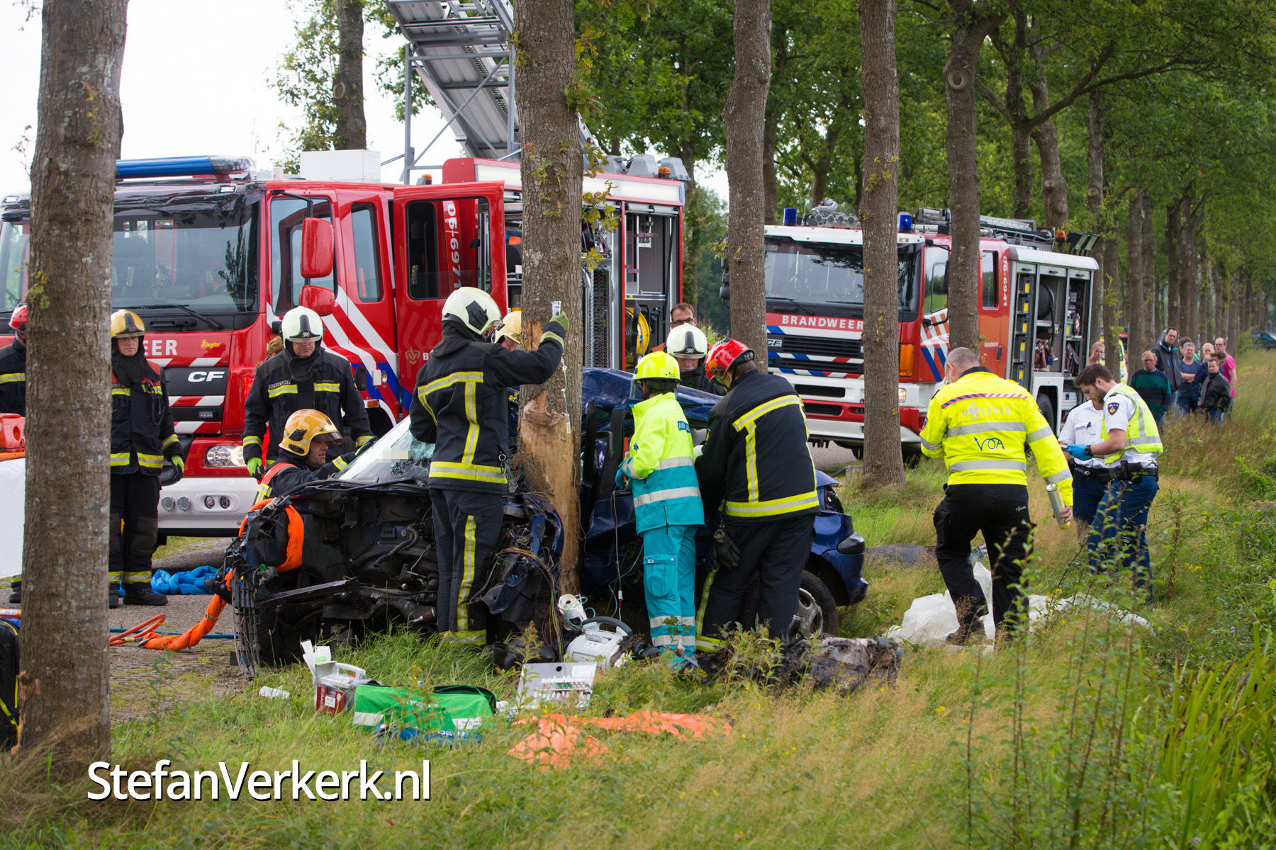 Ernstig ongeval auto tegen boom Haerderweg Doornspijk - Foto's - Stefan Verkerk Fotografie ...