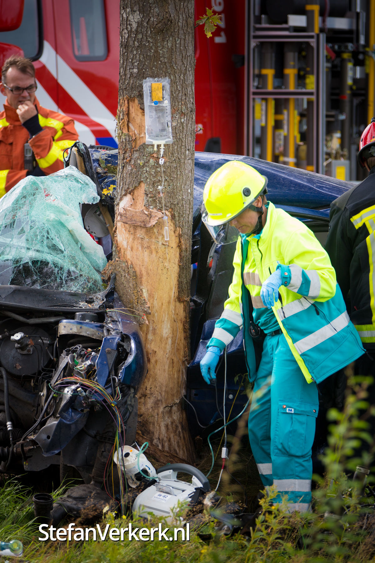 Ernstig ongeval auto tegen boom Haerderweg Doornspijk - Foto's - Stefan Verkerk Fotografie ...