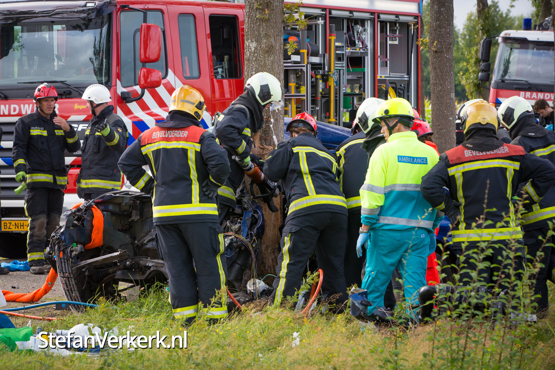 Dode en zwaargewonde bij ernstig ongeval auto tegen boom op de Haerderweg bij Doornspijk ...
