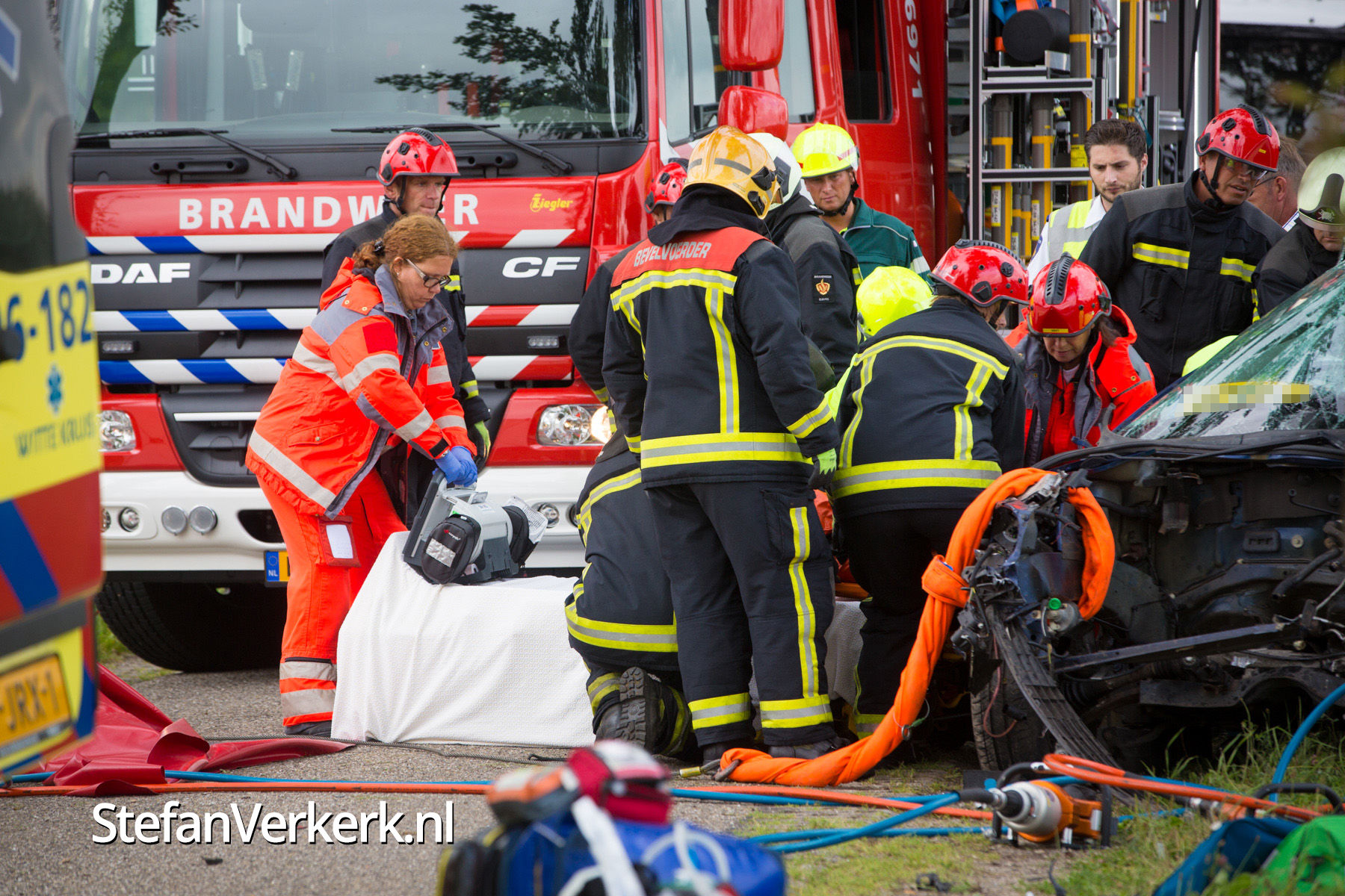 Ernstig ongeval auto tegen boom Haerderweg Doornspijk - Foto's - Stefan Verkerk Fotografie ...