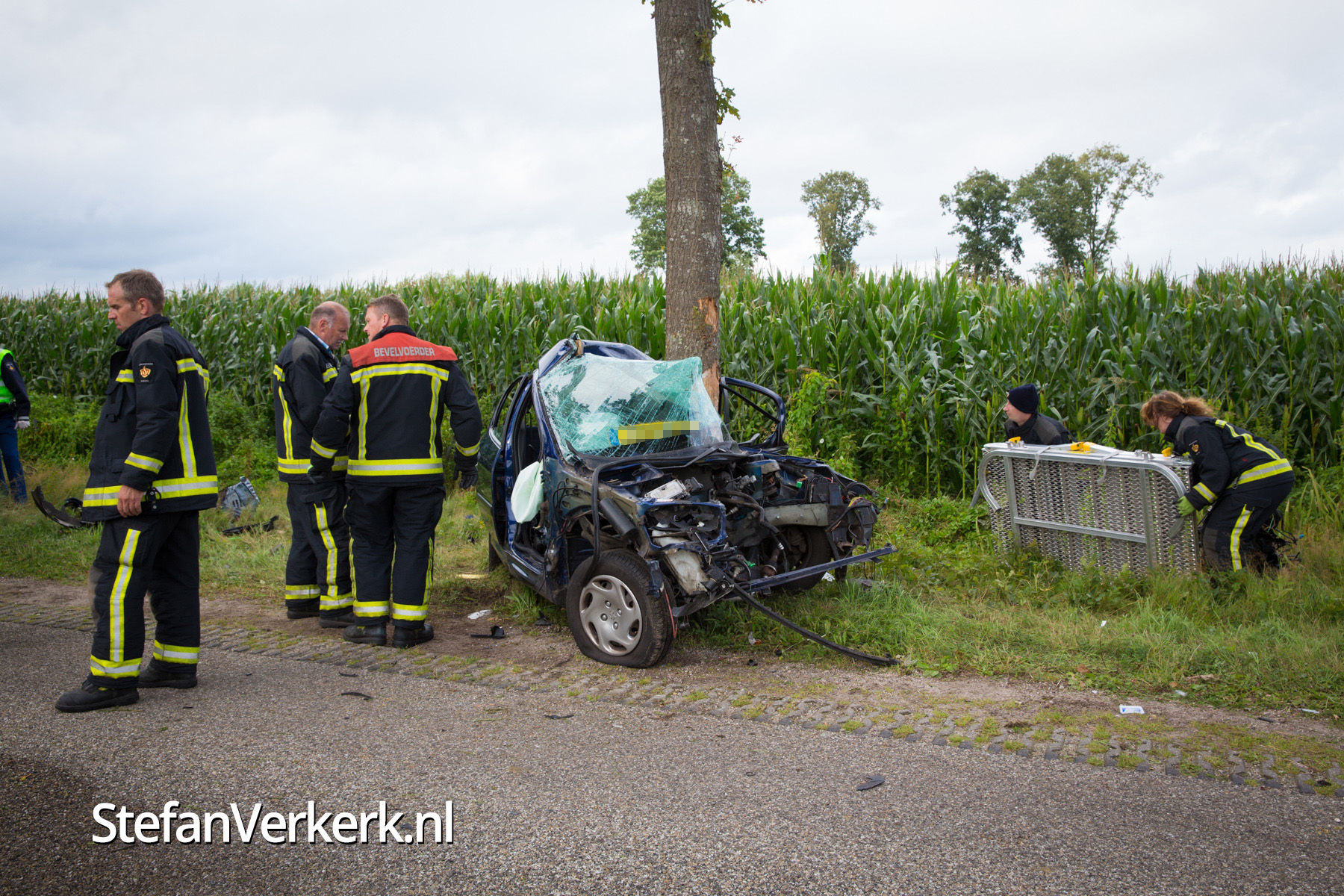 Ernstig ongeval auto tegen boom Haerderweg Doornspijk - Foto's - Stefan Verkerk Fotografie ...