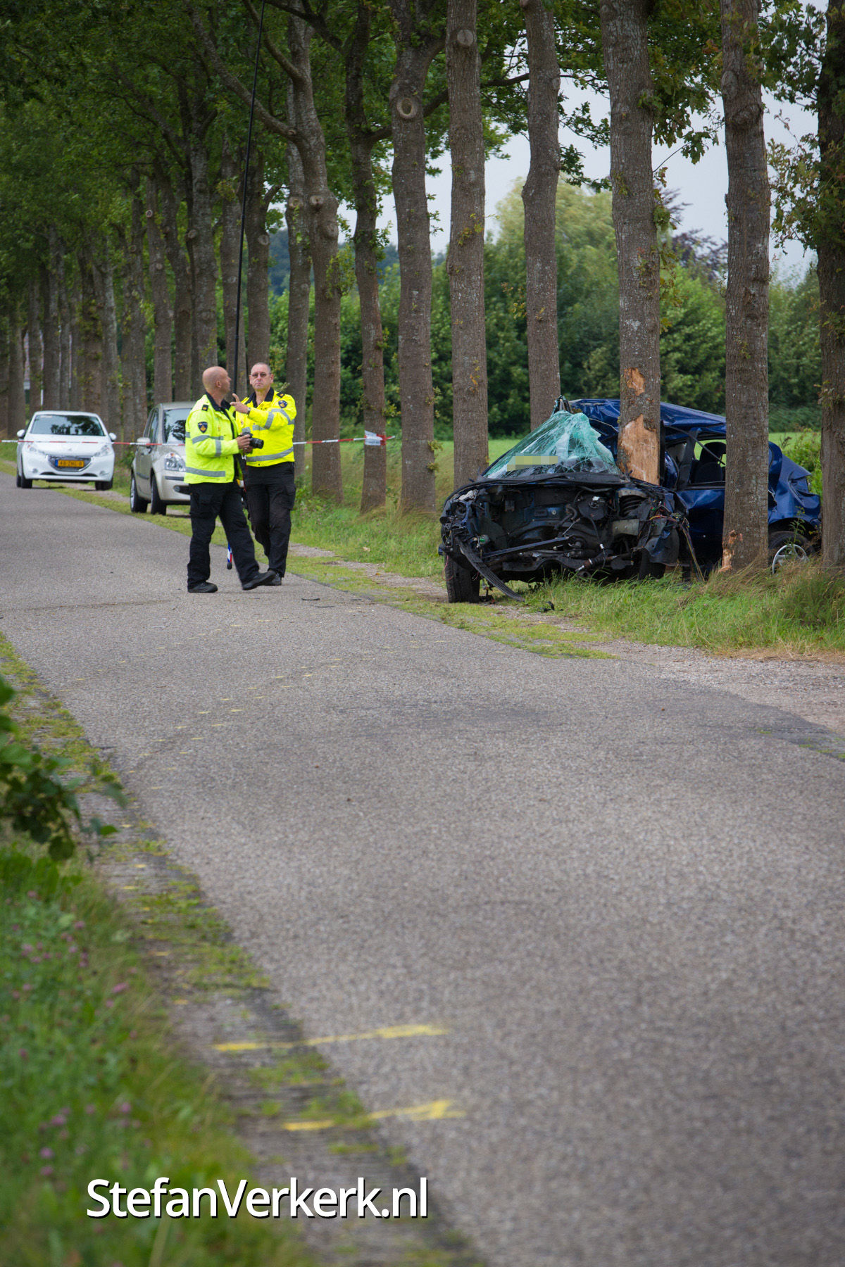 Ernstig ongeval auto tegen boom Haerderweg Doornspijk - Foto's - Stefan Verkerk Fotografie ...