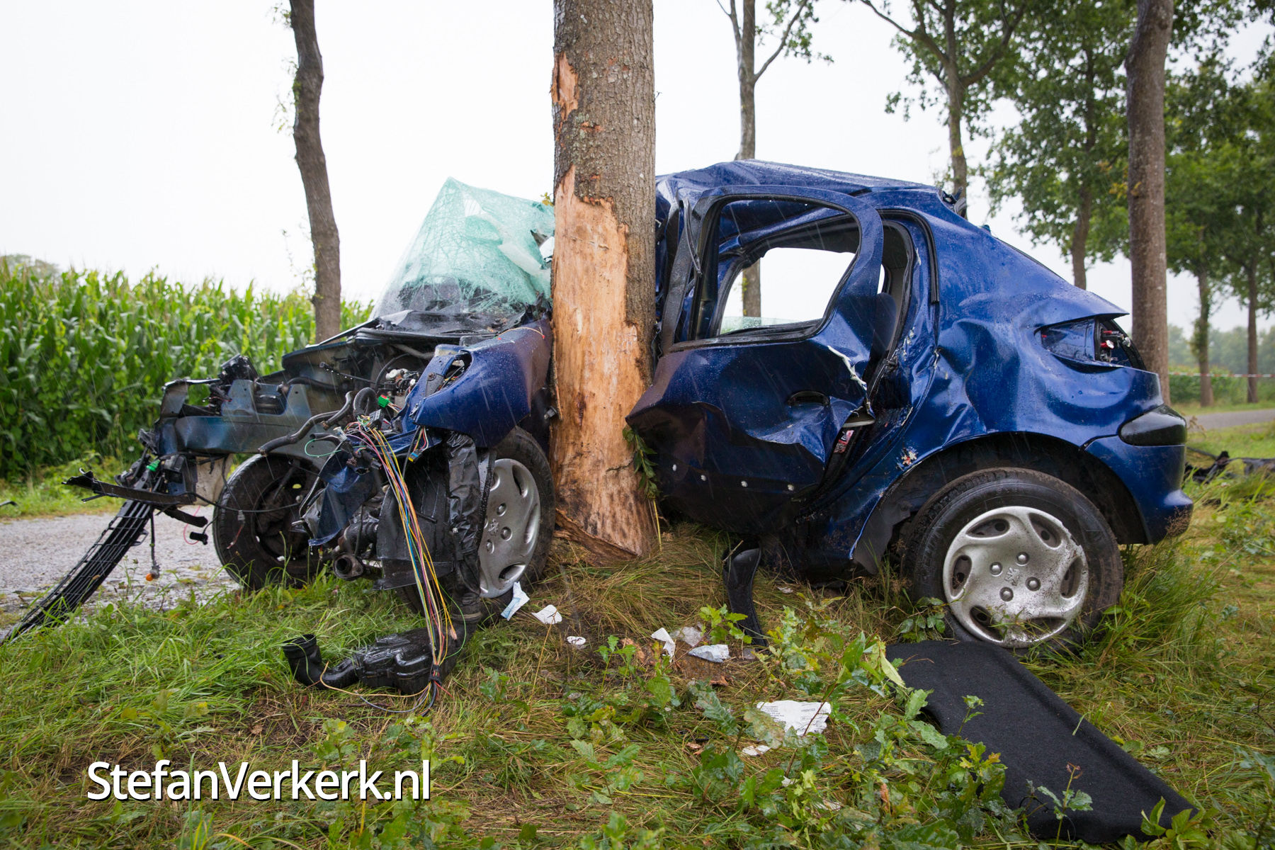 Ernstig ongeval auto tegen boom Haerderweg Doornspijk - Foto's - Stefan Verkerk Fotografie ...
