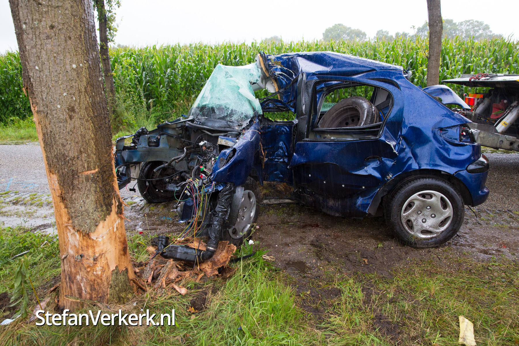 Ernstig ongeval auto tegen boom Haerderweg Doornspijk - Foto's - Stefan Verkerk Fotografie ...