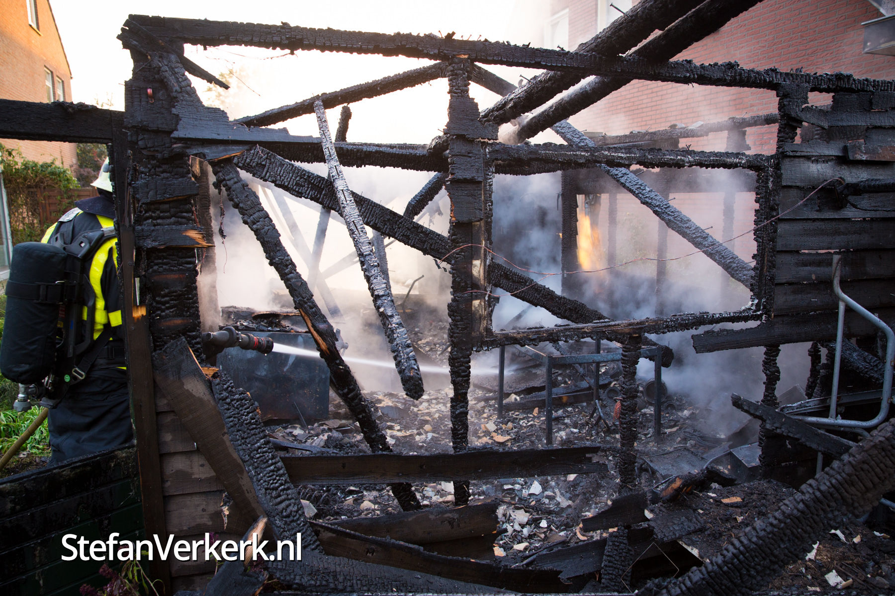 Uitslaande brand schuur bij woning Zuideinde West Zuideinde - Foto's - Stefan Verkerk Fotografie ...
