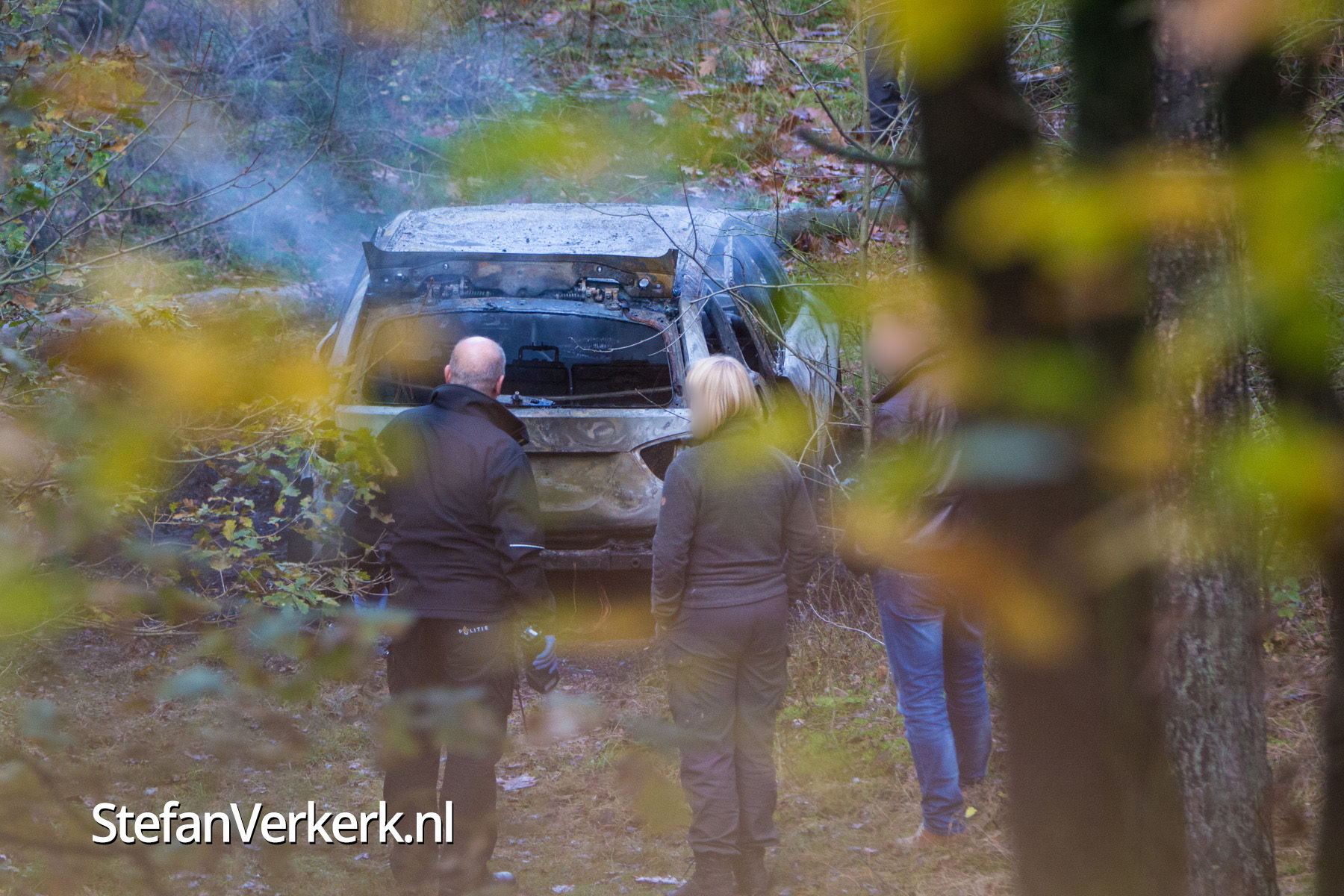 Brandstichting auto na misdrijf Hessenweg Wezep - Foto's - Stefan ...