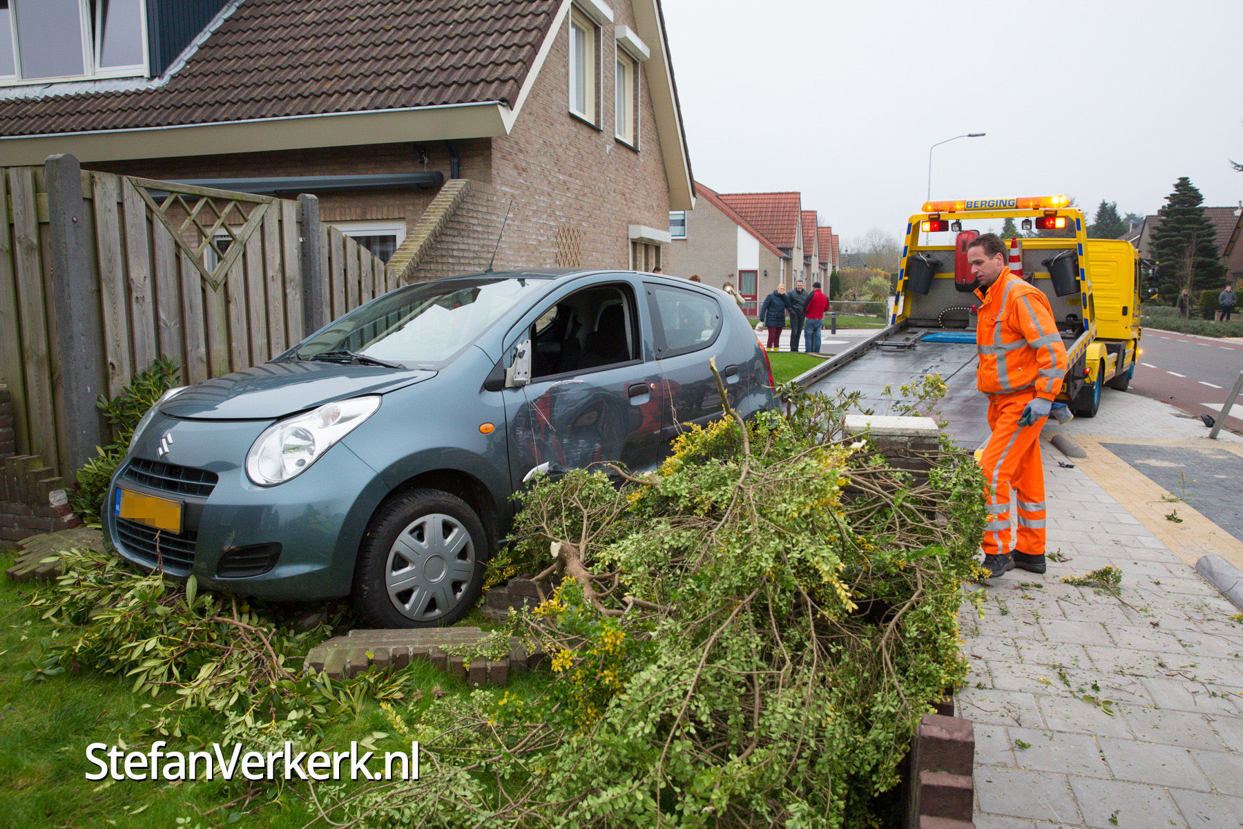 Auto in tuin na uitwijkmanoeuvre Keizersweg Wezep - Foto's - Stefan ...