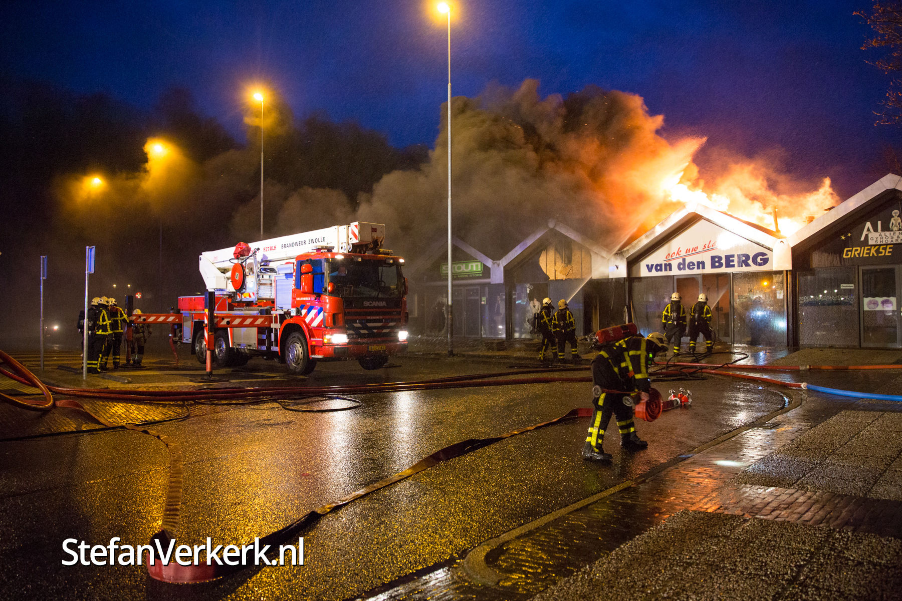 Grote uitslaande brand in winkelcentrum Wezep - Foto's - Stefan Verkerk Fotografie & Webdesign