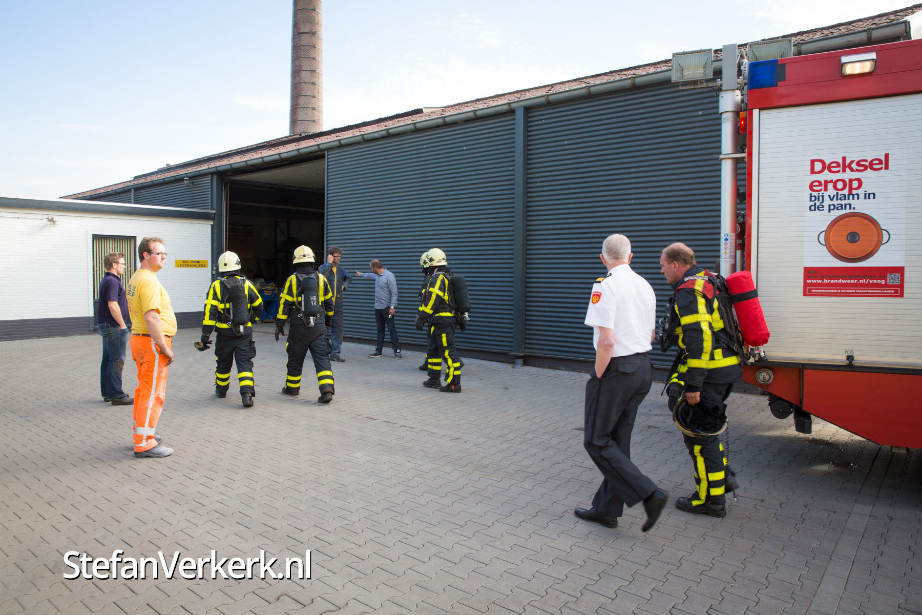Acetyleen gasfles in de brand Broekeroordsweg 't Loo - Foto's - Stefan ...