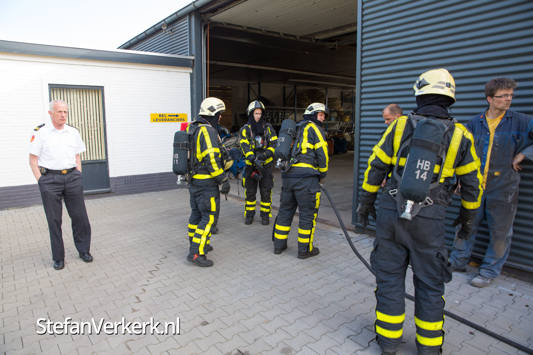 Acetyleen gasfles in de brand Broekeroordsweg 't Loo - Foto's - Stefan ...