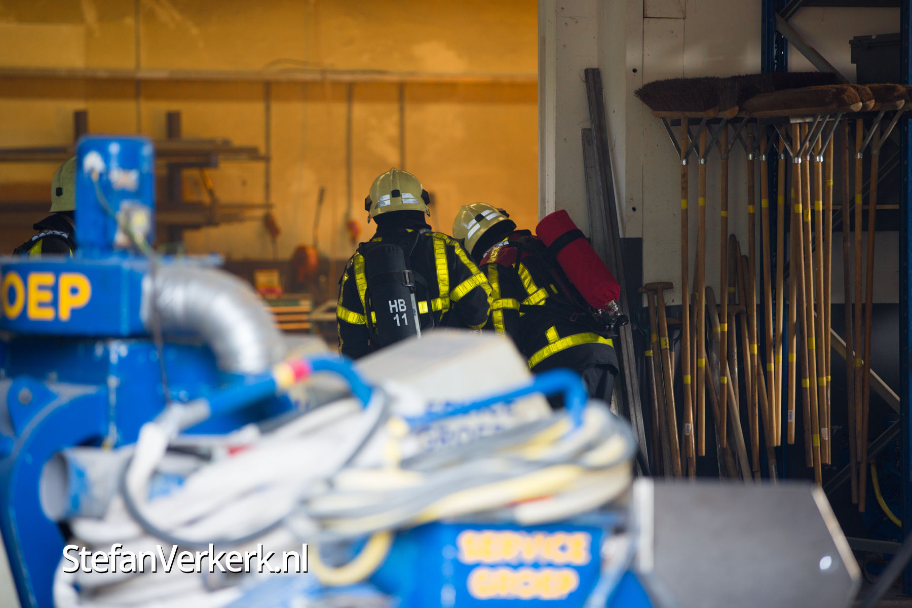 Acetyleen gasfles in de brand Broekeroordsweg 't Loo - Foto's - Stefan ...