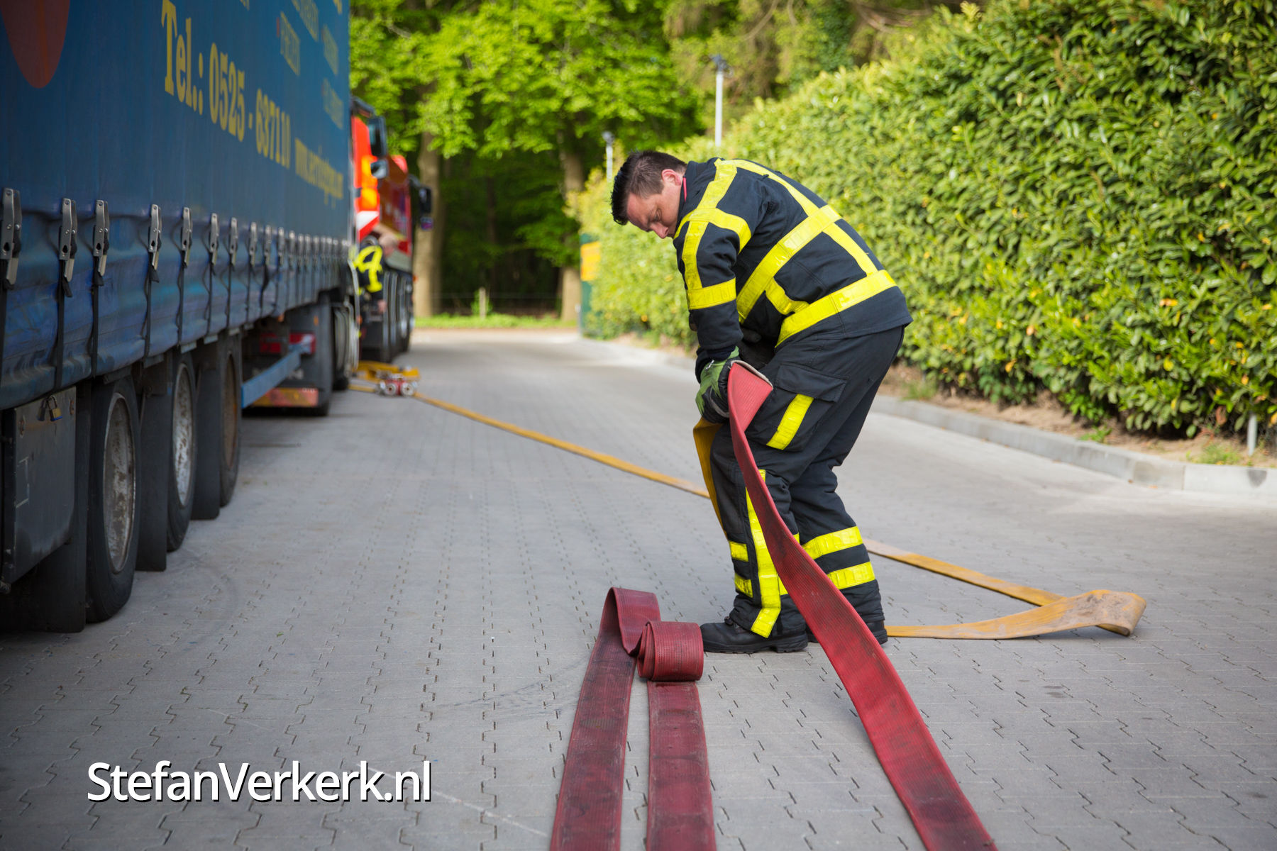 Acetyleen gasfles in de brand Broekeroordsweg 't Loo - Foto's - Stefan ...