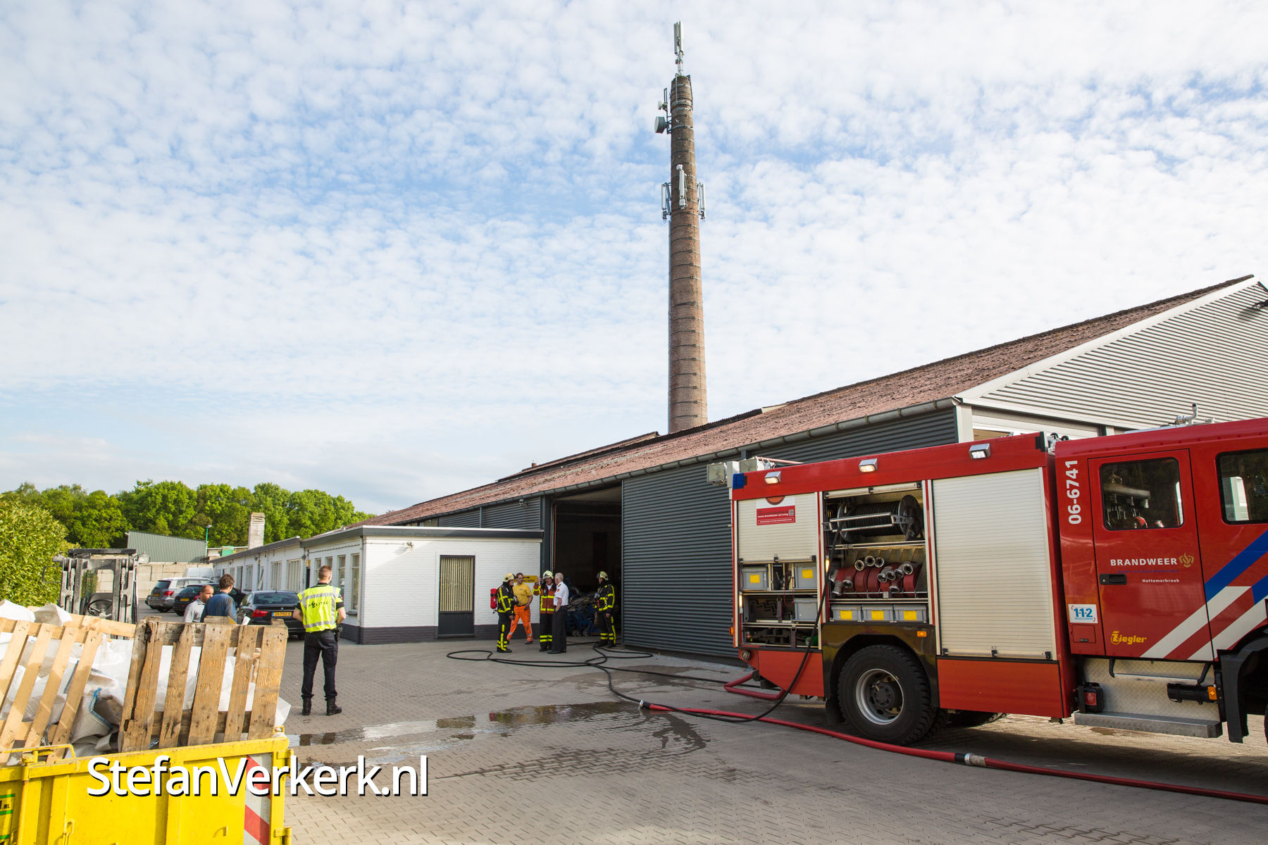 Acetyleen gasfles in de brand Broekeroordsweg 't Loo - Foto's - Stefan ...