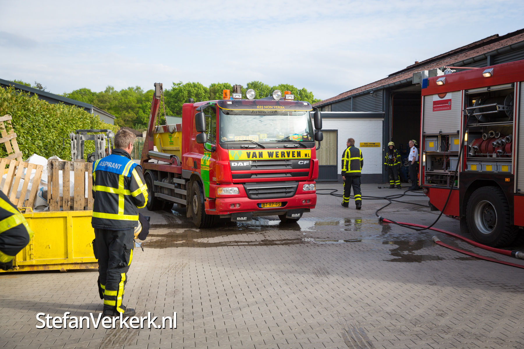 Acetyleen gasfles in de brand Broekeroordsweg 't Loo - Foto's - Stefan ...