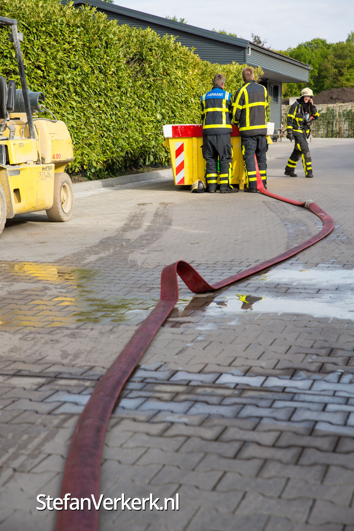 Acetyleen gasfles in de brand Broekeroordsweg 't Loo - Foto's - Stefan ...