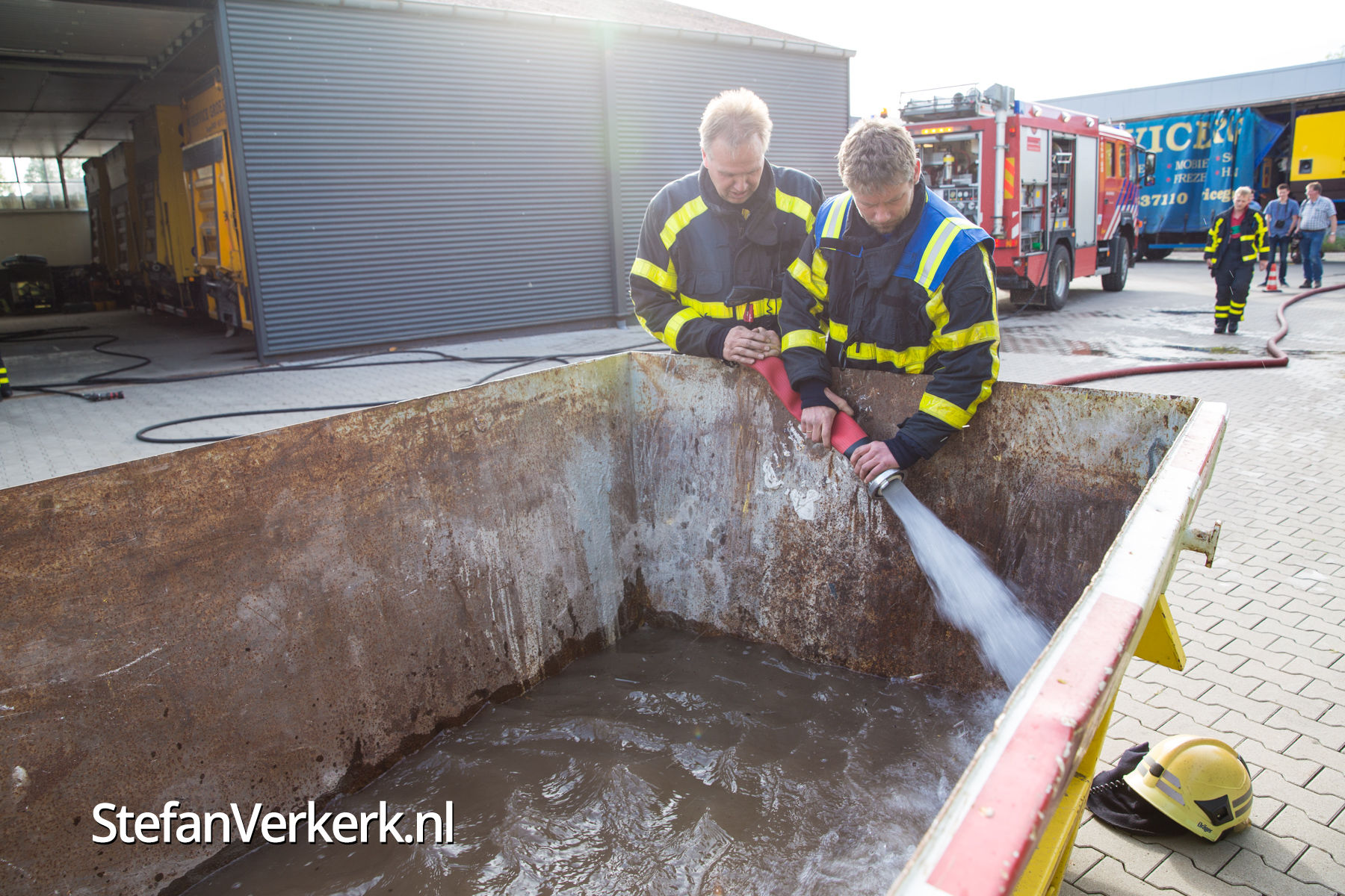 Acetyleen gasfles in de brand Broekeroordsweg 't Loo - Foto's - Stefan ...