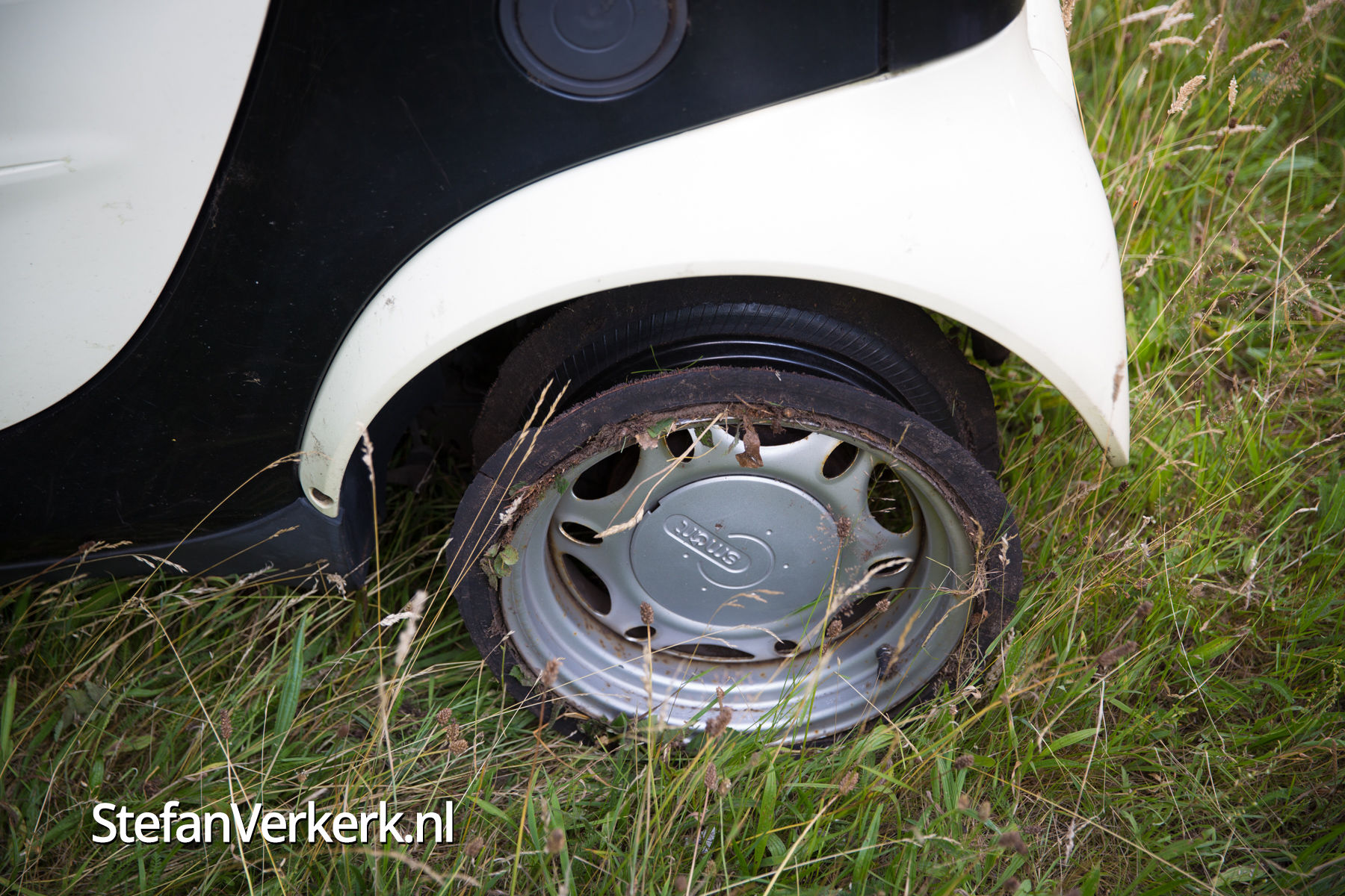 Ongeval auto van de weg door klapband A28 L 79,2 Wezep - Foto's ...