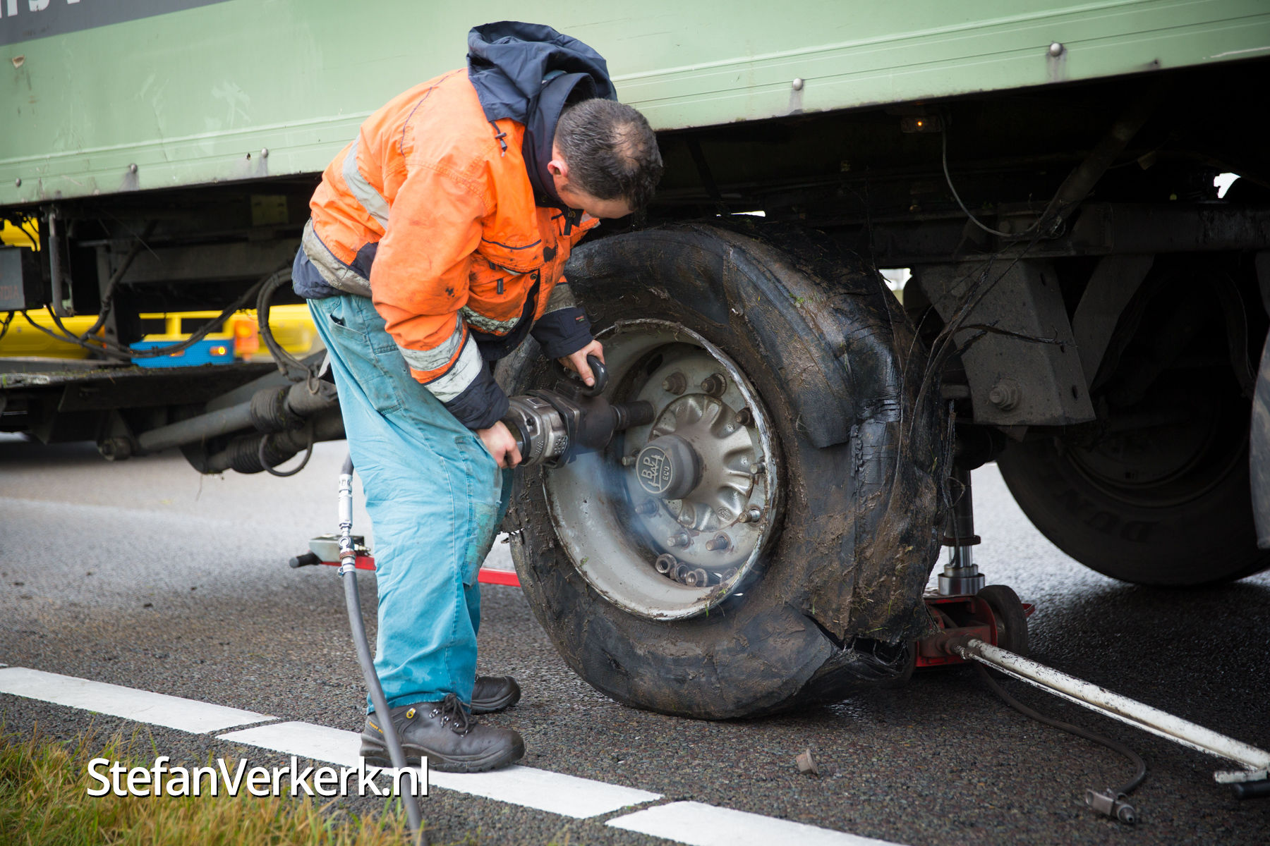 Vrachtwagen met klapband in de berm N50 R 245,5 Kampen - Foto's ...