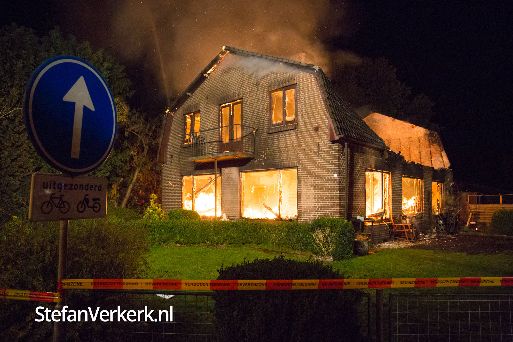 Uitslaande brand verwoest woning Voskuilersteeg Wezep - Nieuws - Stefan ...