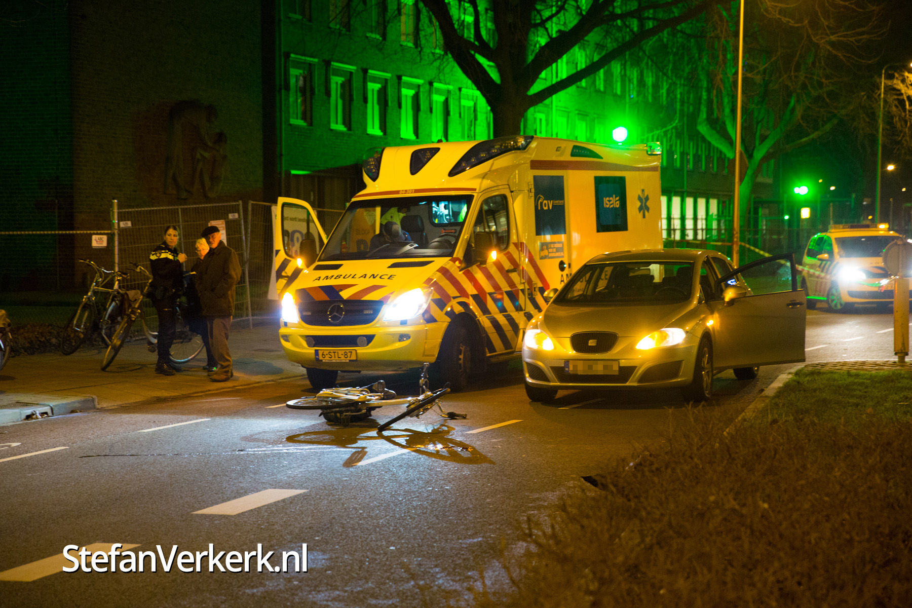 Ongeval auto met fiets Luttenbergstraat Zwolle - Foto's - Stefan ...
