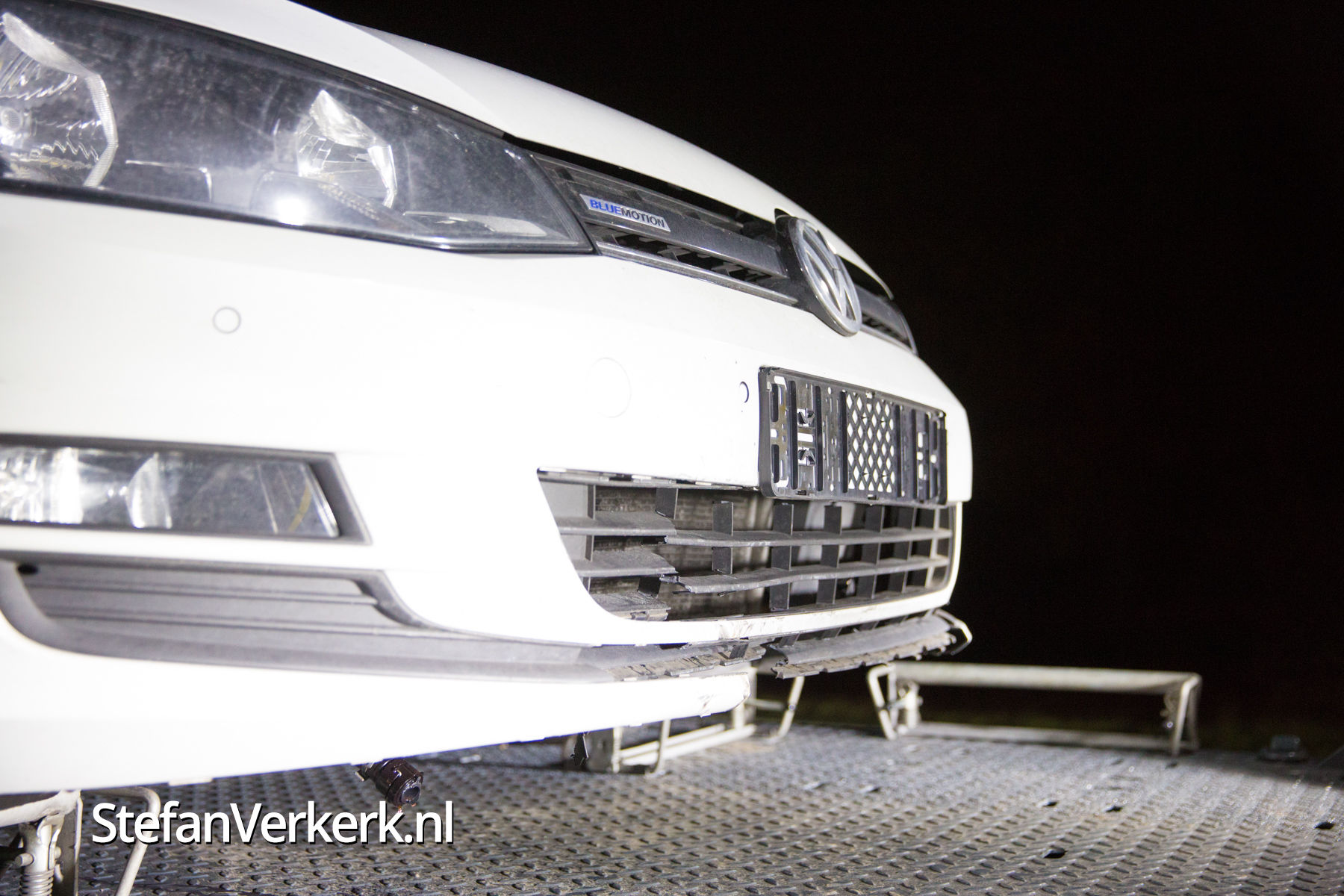 Klapband vrachtwagen zorgt voor schade bij auto's A28 't Harde - Foto's ...