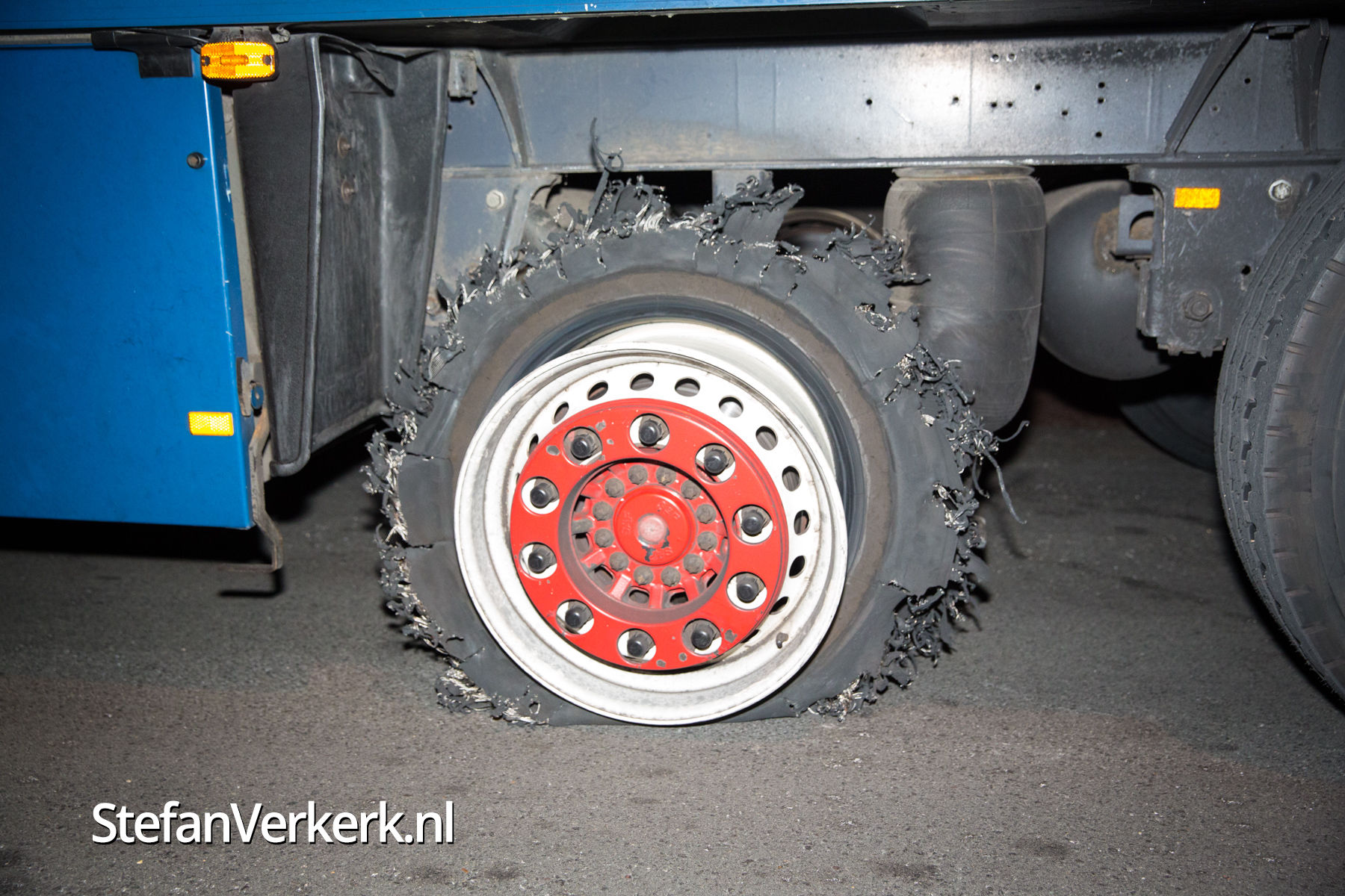 Klapband vrachtwagen zorgt voor schade bij auto's A28 't Harde - Foto's ...