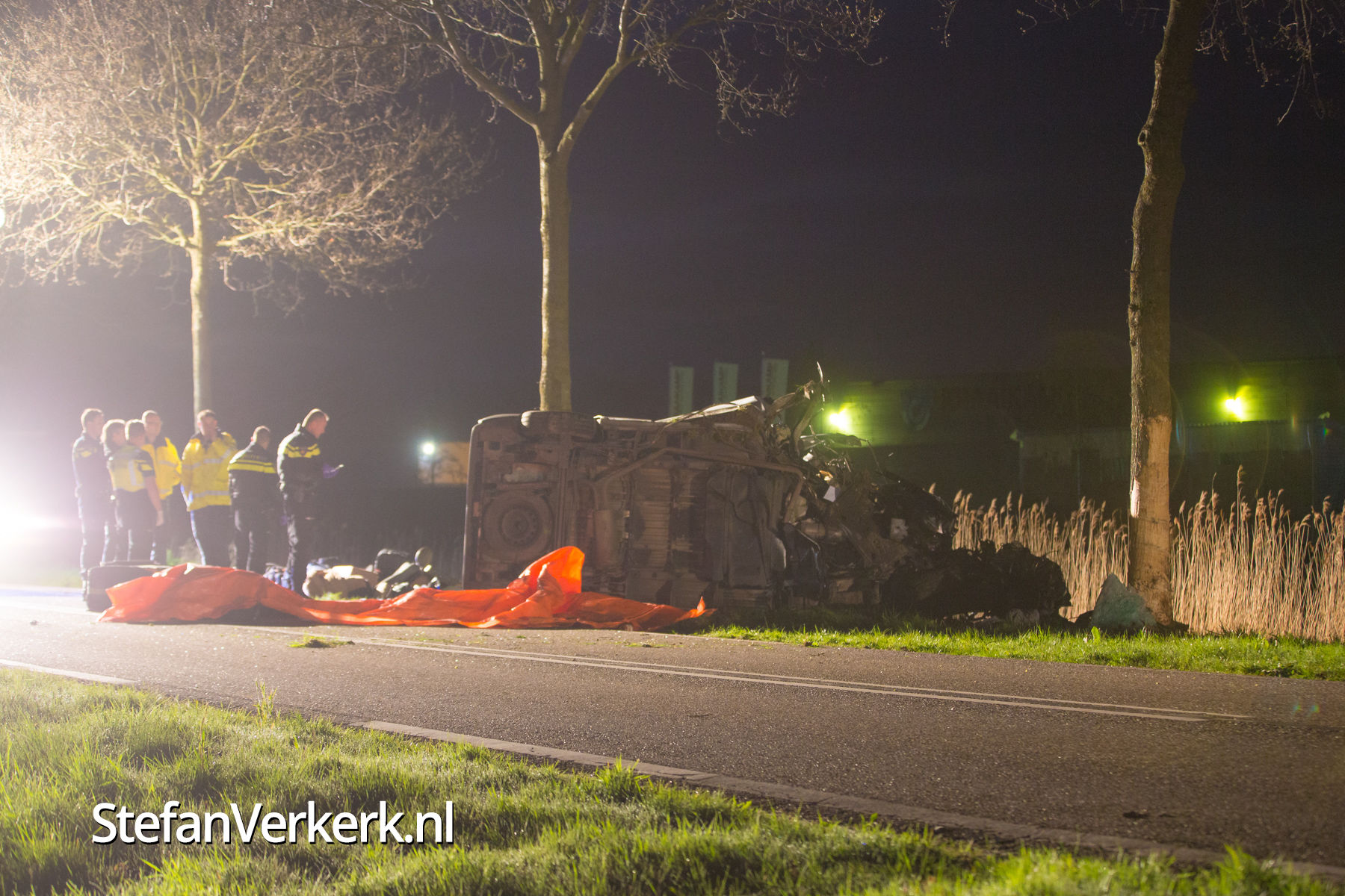 Dode en 5 (zwaar)gewonden bij zwaar ongeval Oldebroekerweg Biddinghuizen - Foto's - Stefan ...