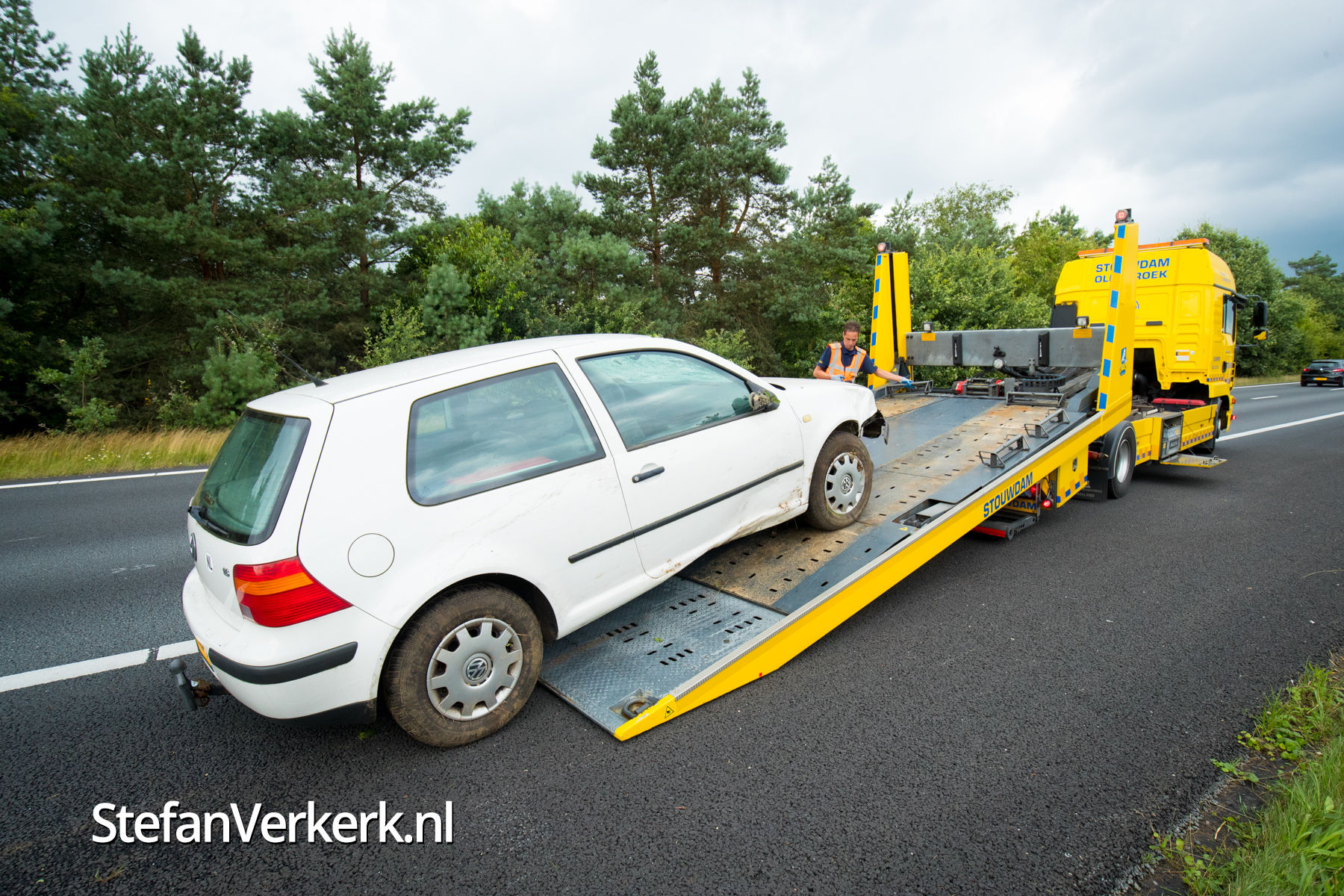Auto over de kop A28 R 67,8 thv Doornspijk - Foto's - Stefan Verkerk ...