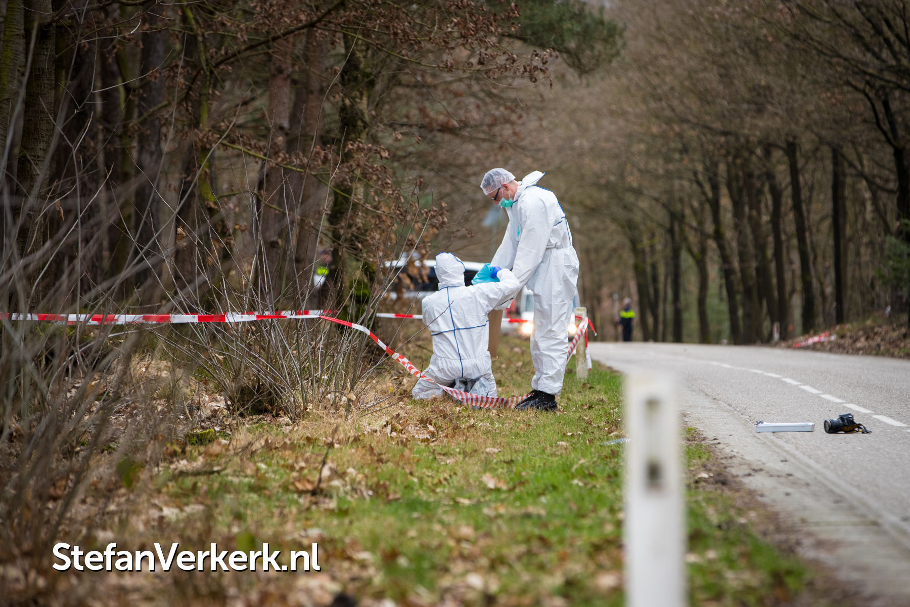 Groot politieonderzoek na aantreffen lichaam in bos Wapenvelder Molenweg Hattem - Foto's ...