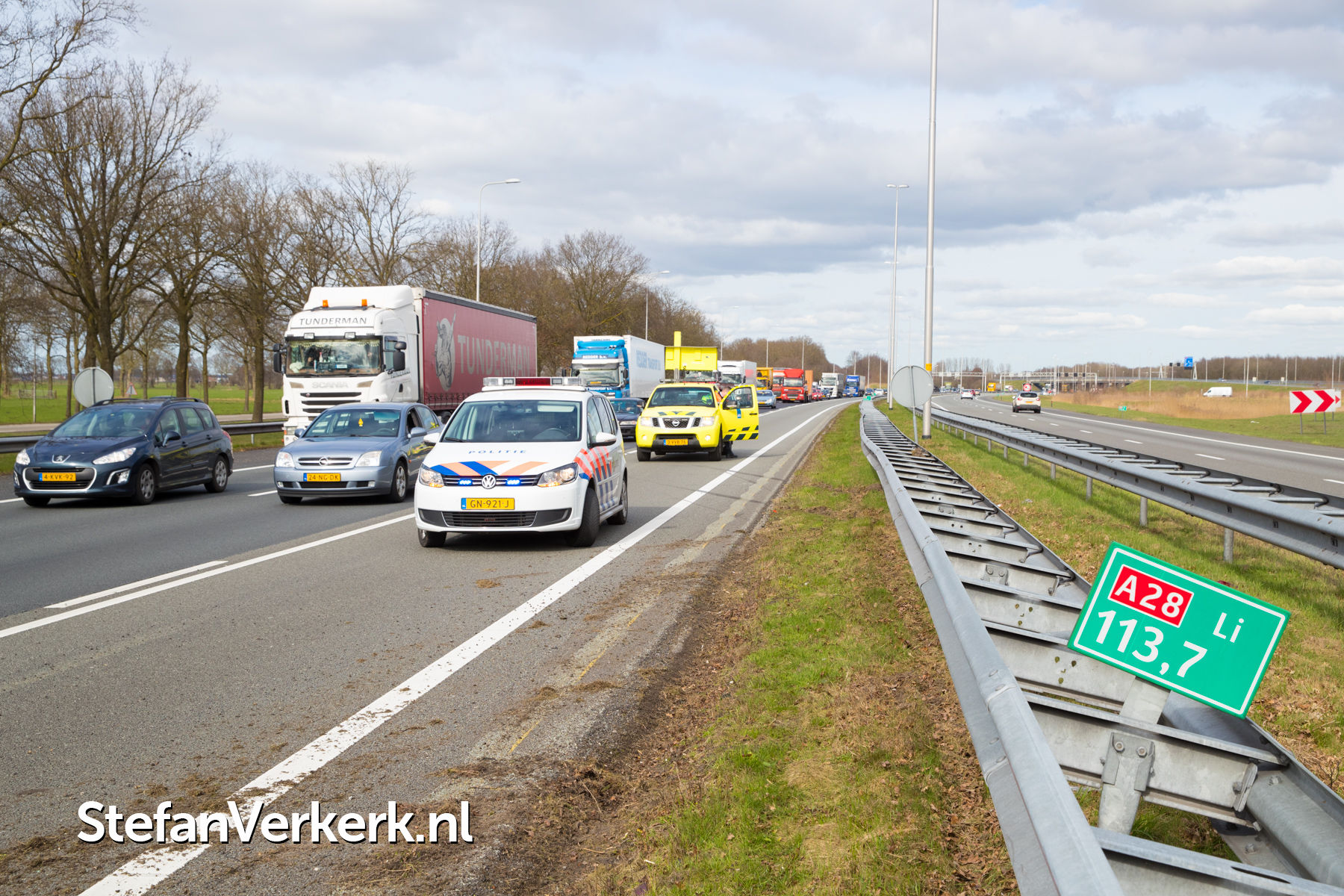 Ongeval auto-vrachtwagen A28 L 113,7 Staphorst - Foto's - Stefan Verkerk Fotografie & Webdesign