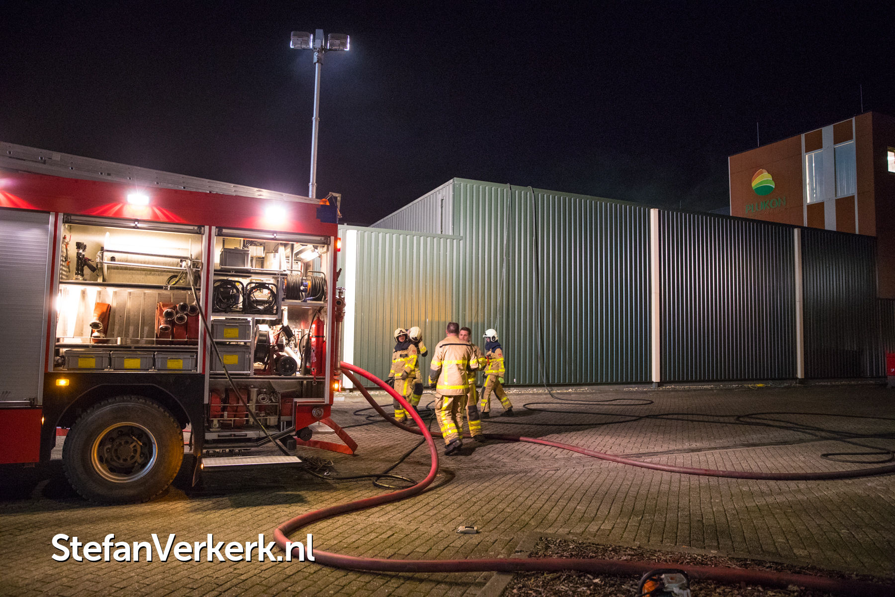 Opnieuw flinke inzet brandweer Plukon Industrieweg Wezep - Foto's ...