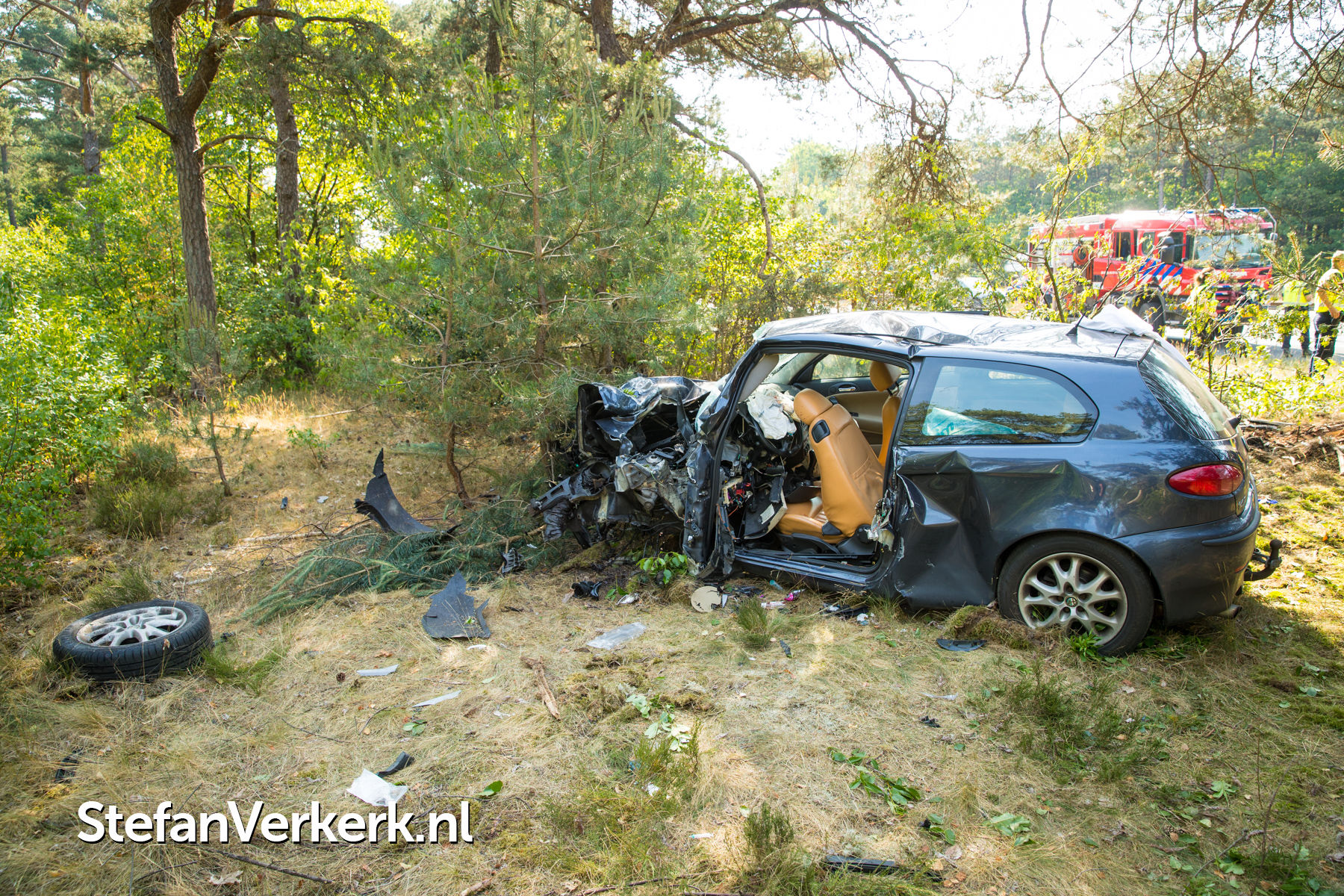 Ernstig ongeval auto tegen boom A28 L 64,8 Nunspeet - Foto's - Stefan Verkerk Fotografie & Webdesign