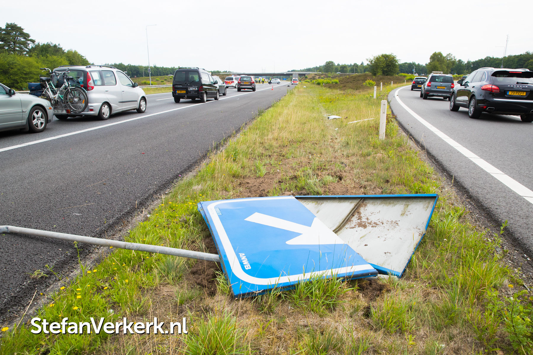 Ongeval auto tegen UIT-bord A50 afrit Hattem - Foto's - Stefan Verkerk ...
