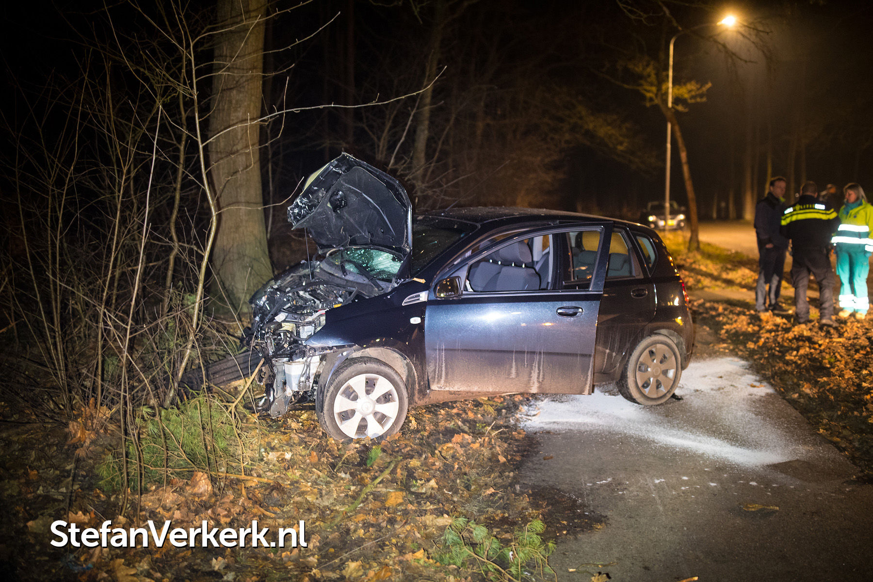 Ongeval auto tegen boom Kamperweg Epe - Foto's - Stefan Verkerk Fotografie & Webdesign