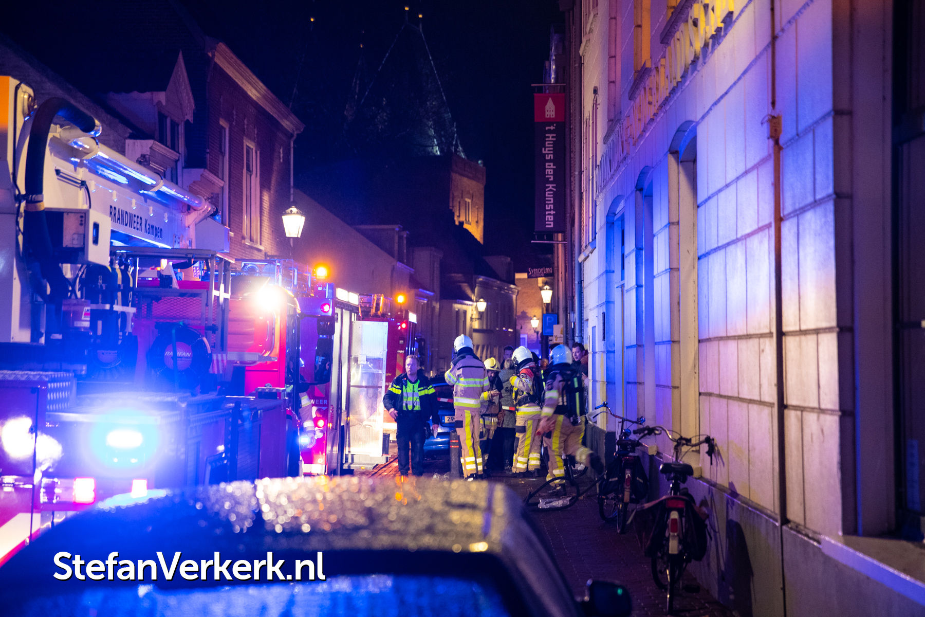 Appartementencomplex Voorstraat Kampen ontruimd vanwege rook - Foto's ...