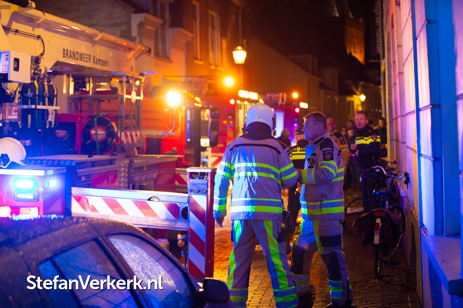 Appartementencomplex Voorstraat Kampen ontruimd vanwege rook - Foto's ...