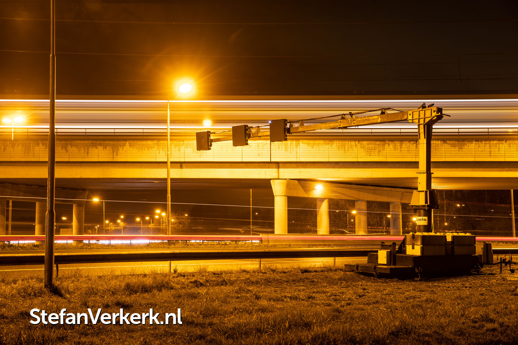 Tijdelijke matrixborden in de H-baan A28 knooppunt Hattemerbroek - Foto ...