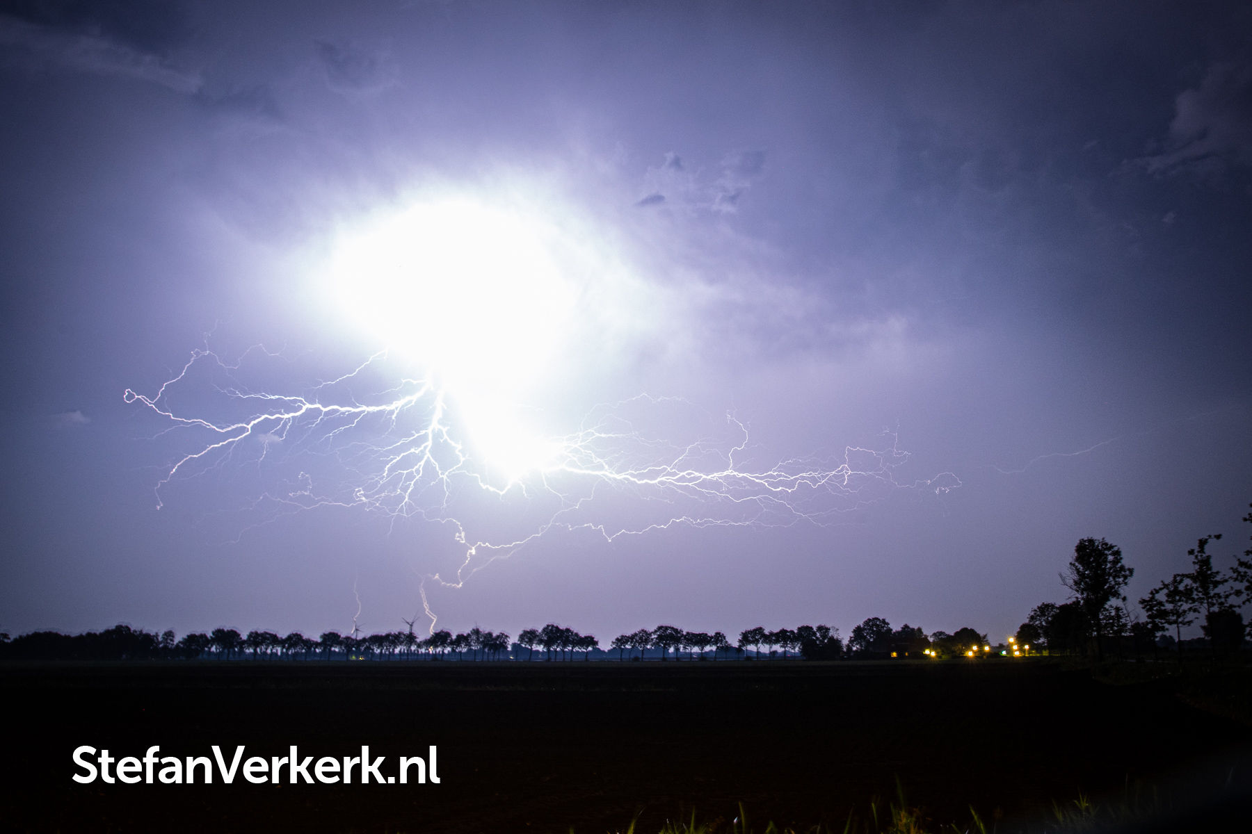 Bliksem bij onweersbui gezien ten noorden van Hessenpoort Zwolle - Foto ...