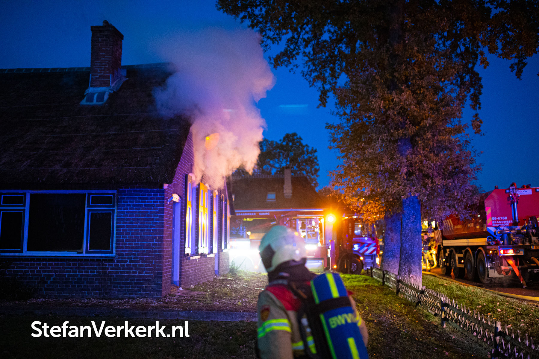 Slaapkamerbrand zet rietgedekte woning vol rook Zuiderzeestraatweg ...