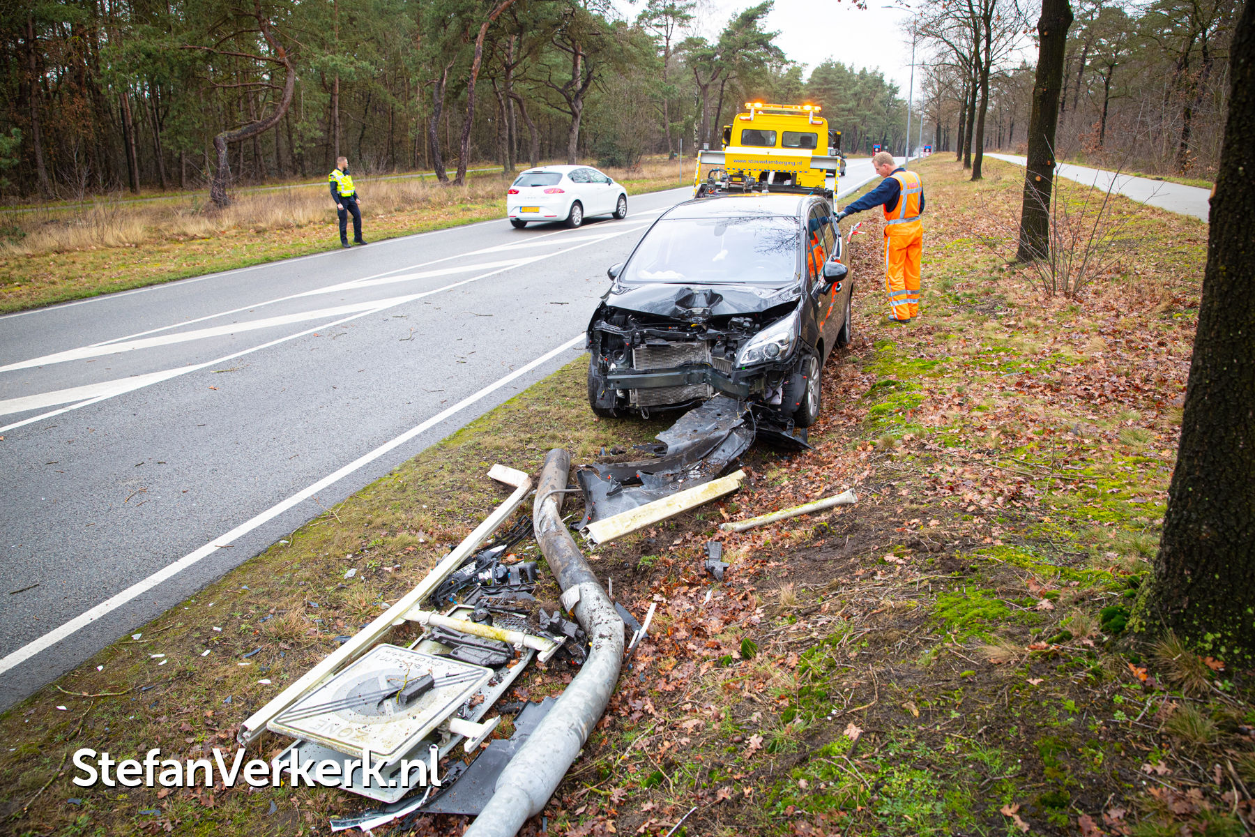 Ongeval letsel auto - lantaarnpaal Stationsweg Wezep - Foto's - Stefan ...