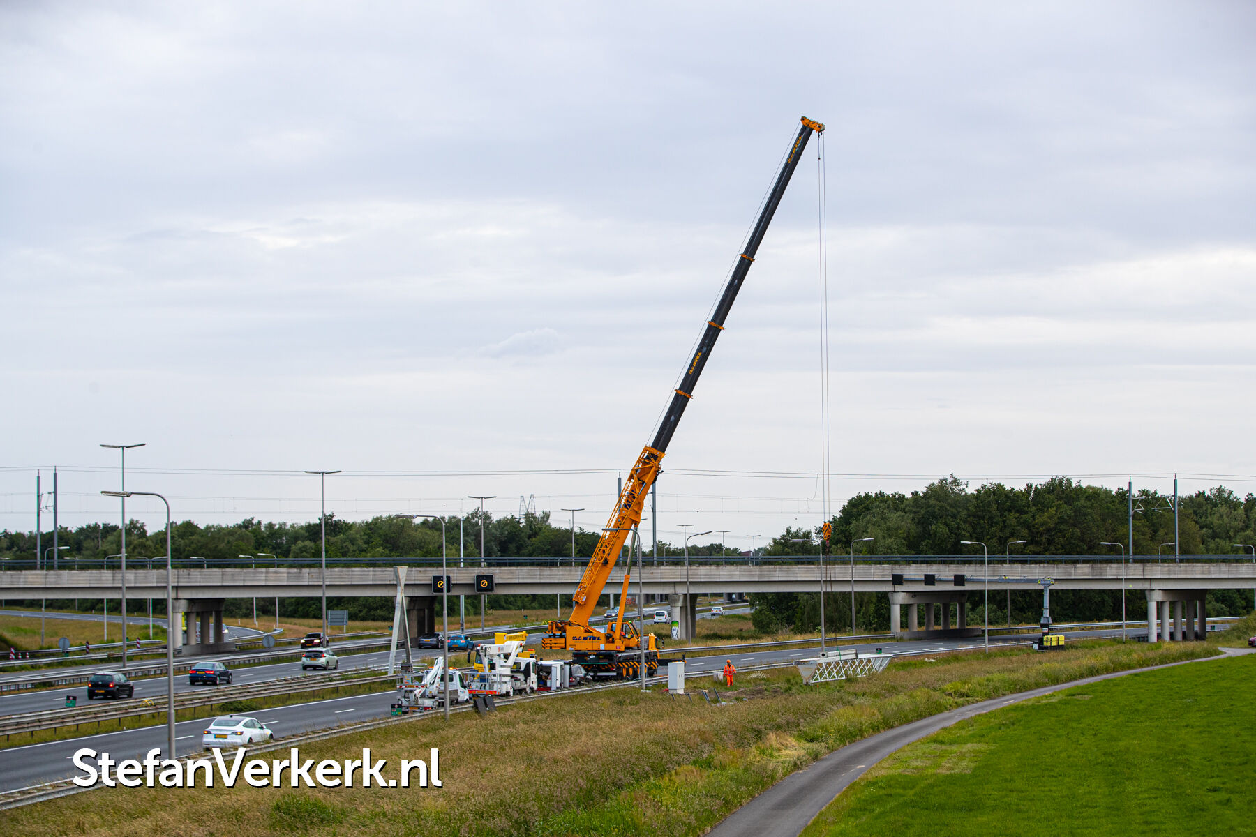 Plaatsen portalen voor matrixborden A28 H-baan knooppunt Hattemerbroek ...