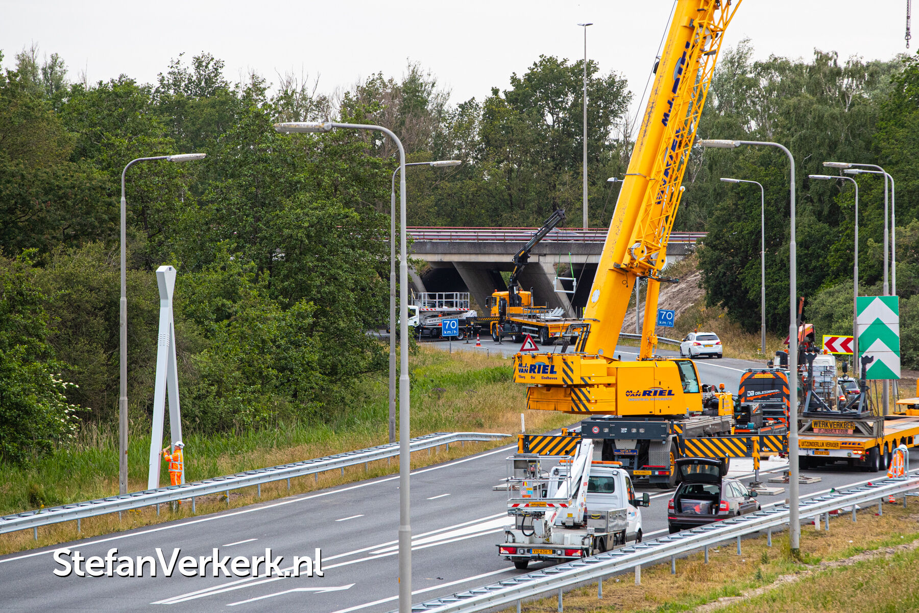 Plaatsen portalen voor matrixborden A28 H-baan knooppunt Hattemerbroek ...