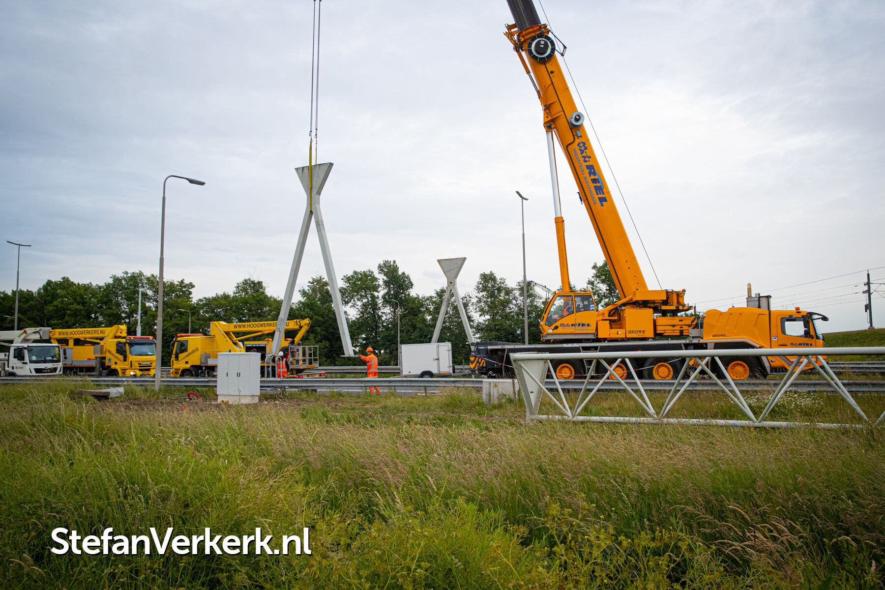Plaatsen portalen voor matrixborden A28 H-baan knooppunt Hattemerbroek ...