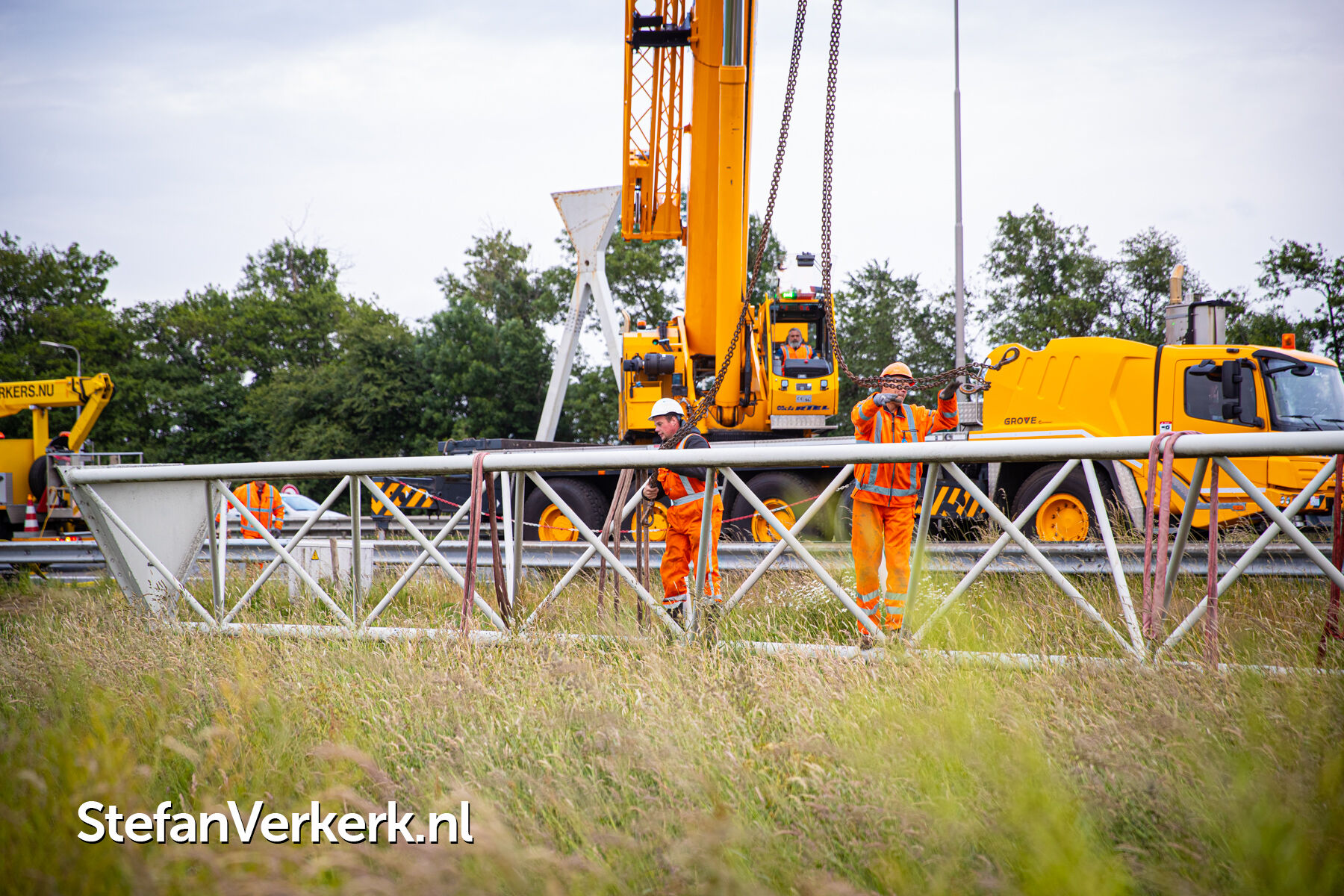Plaatsen portalen voor matrixborden A28 H-baan knooppunt Hattemerbroek ...