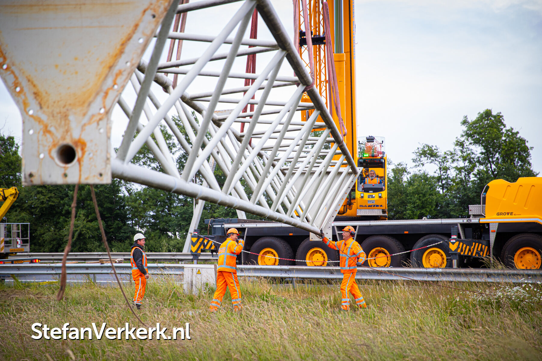 Plaatsen portalen voor matrixborden A28 H-baan knooppunt Hattemerbroek ...