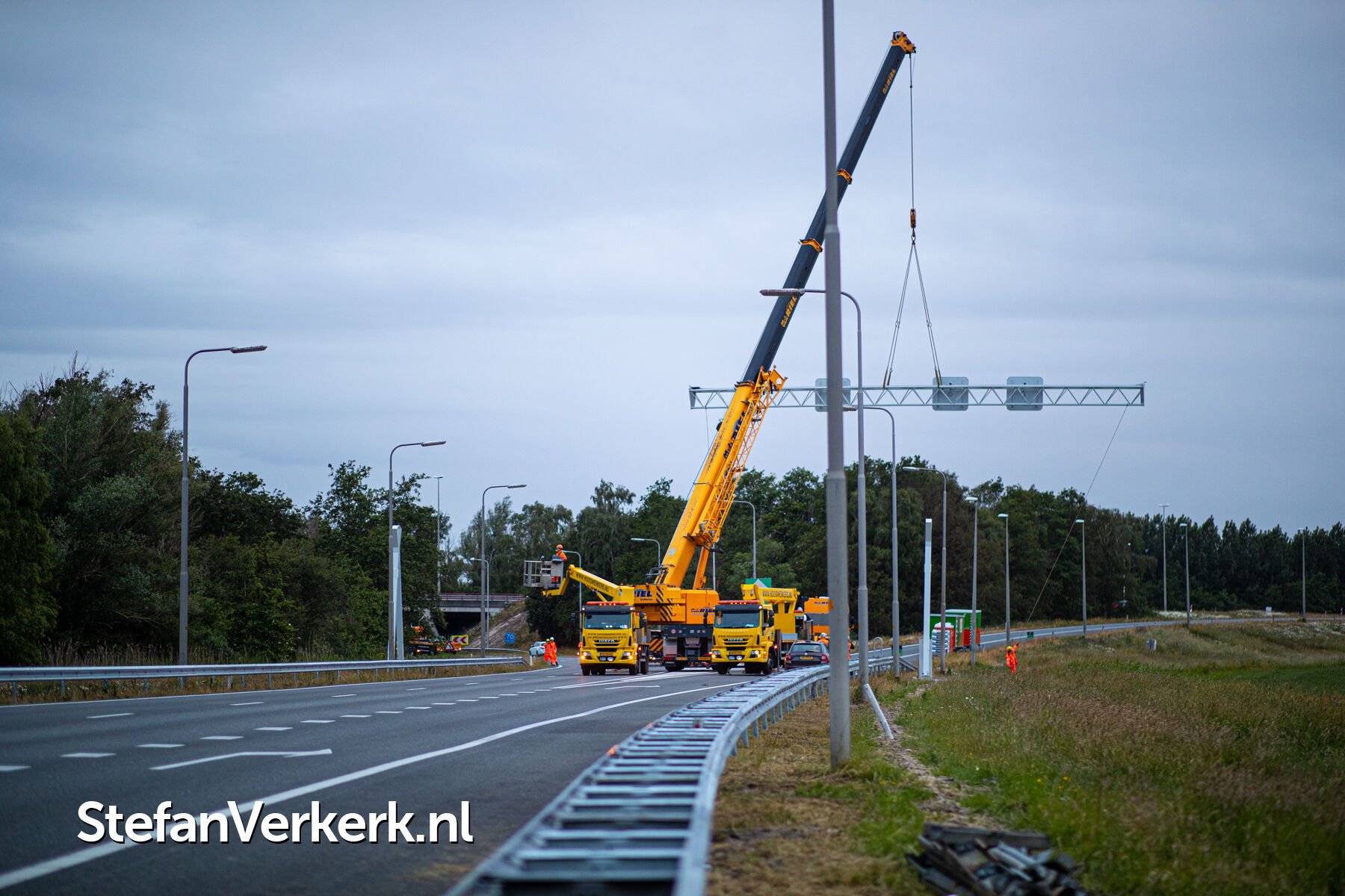 Plaatsen portalen voor matrixborden A28 H-baan knooppunt Hattemerbroek ...